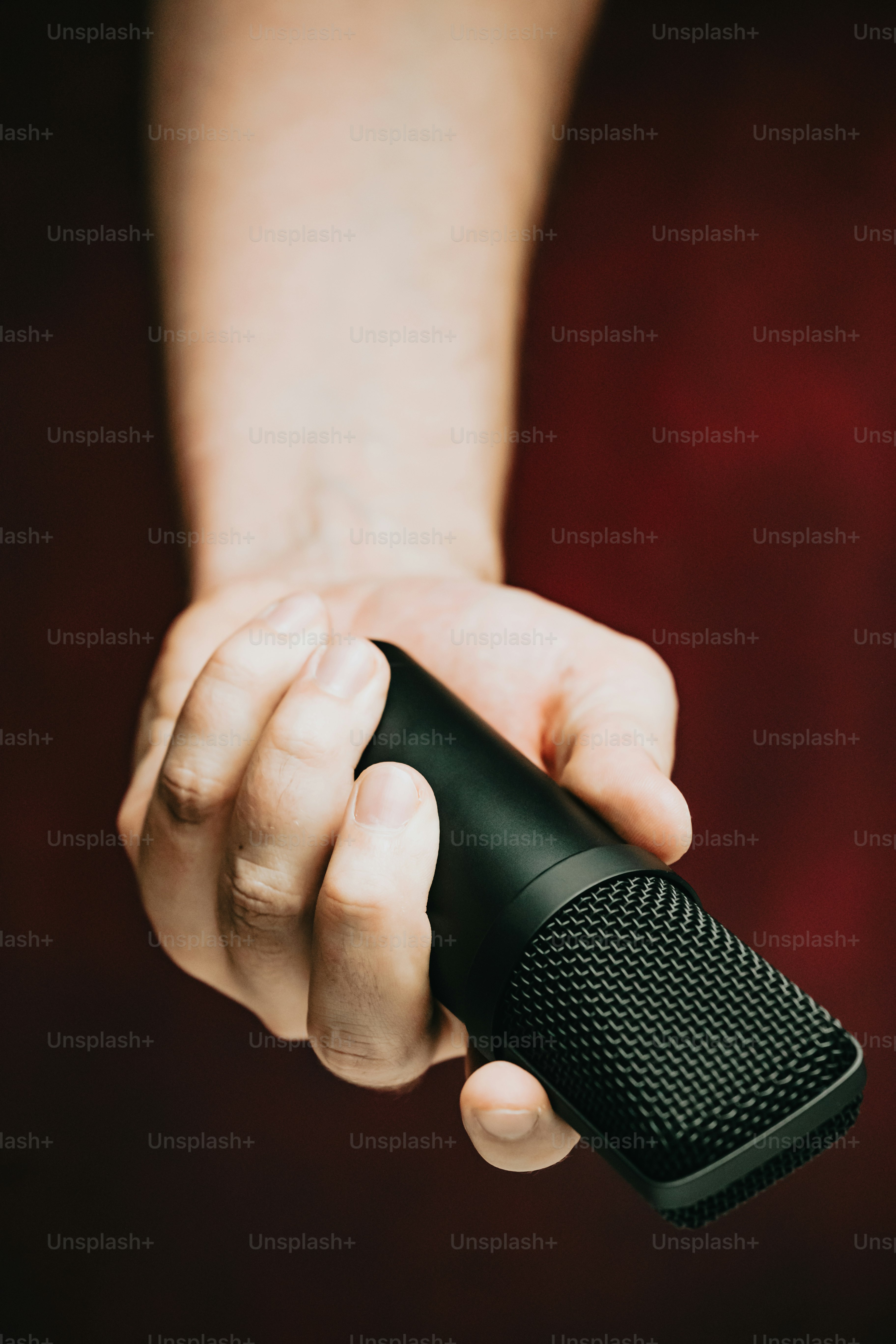 Foto Una persona sosteniendo un micrófono en la mano – Micrófono Imagen ...