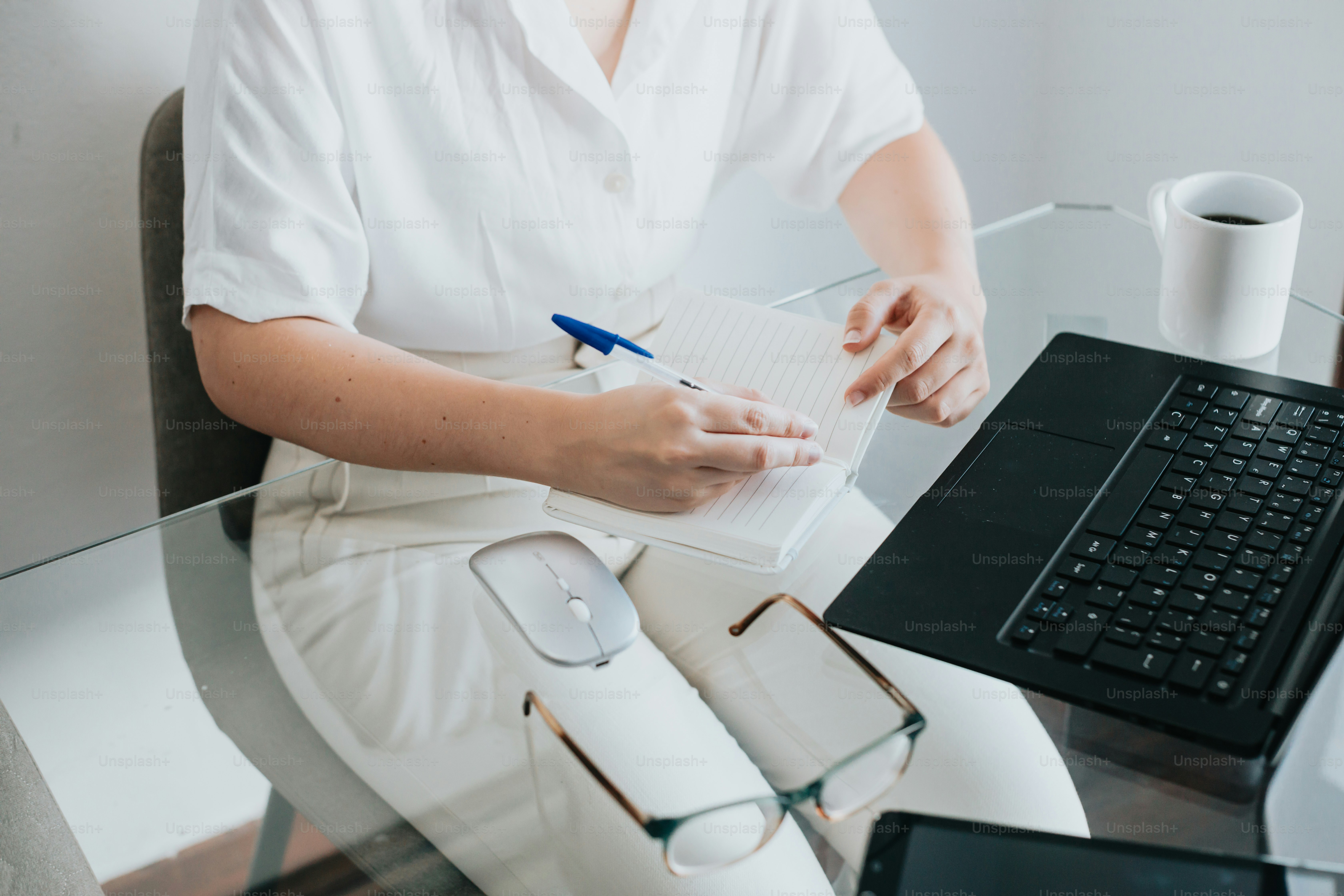 A person sitting at a desk with a laptop and a mouse photo – Virtual ...