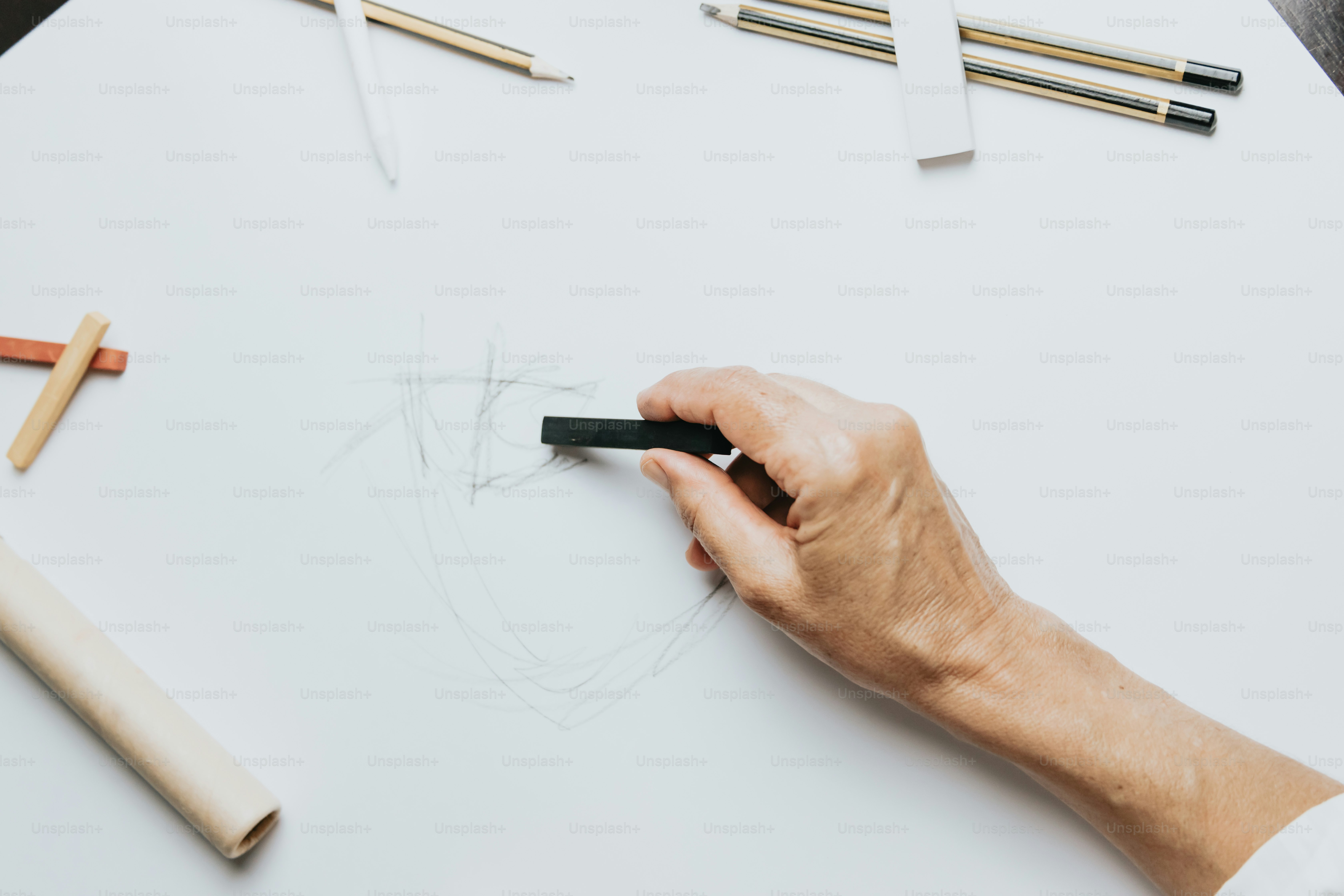 A person is drawing on a piece of paper photo – Doodles Image on Unsplash