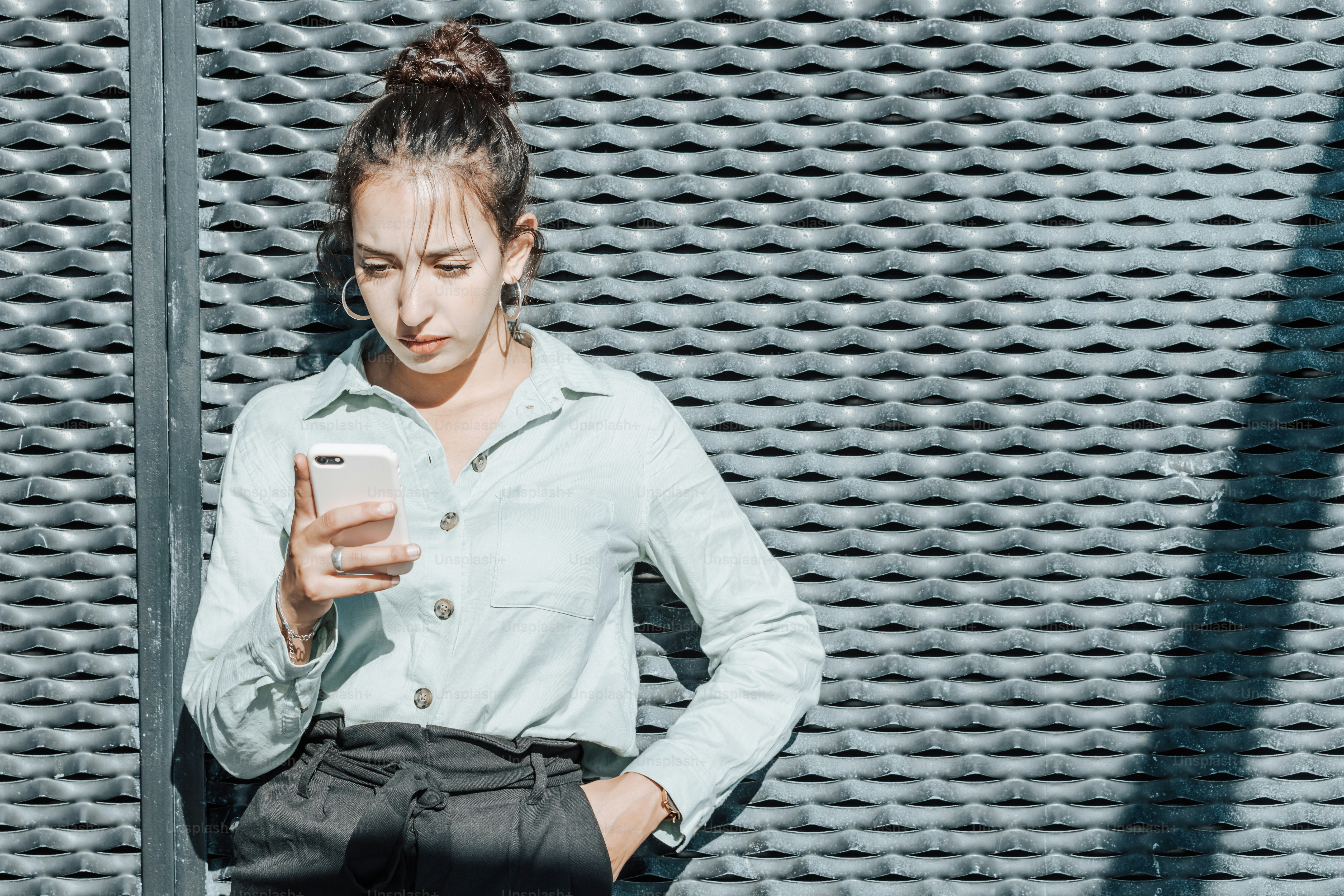 Foto zum Thema Eine Frau schaut auf ihr Handy – Bild zu Telefon auf ...