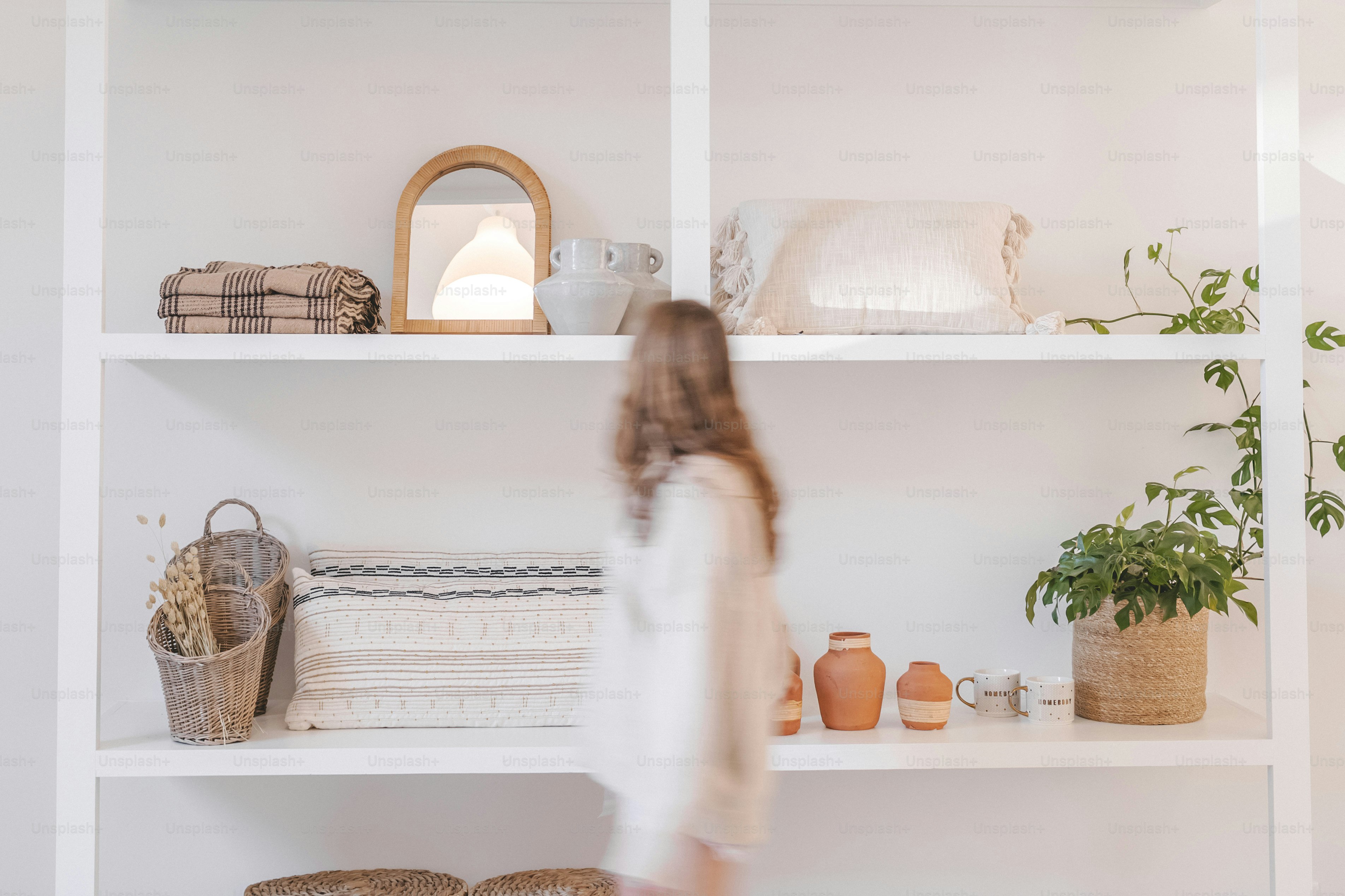 Una tienda de ropa con ropa colgada en percheros foto – Imagen de Moda ...