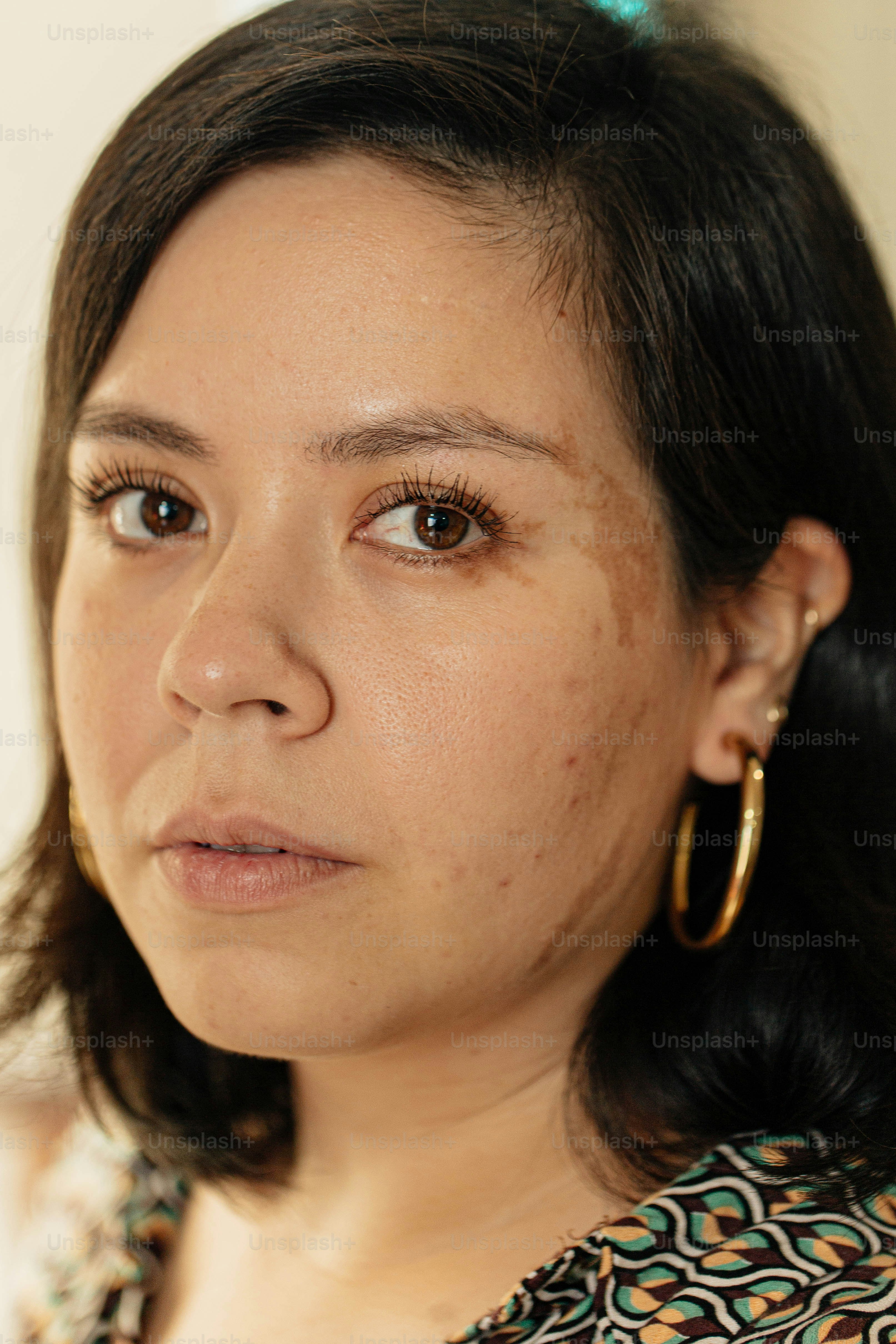 Foto Un primer plano de una persona con pecas en la cara – Cara frontal ...