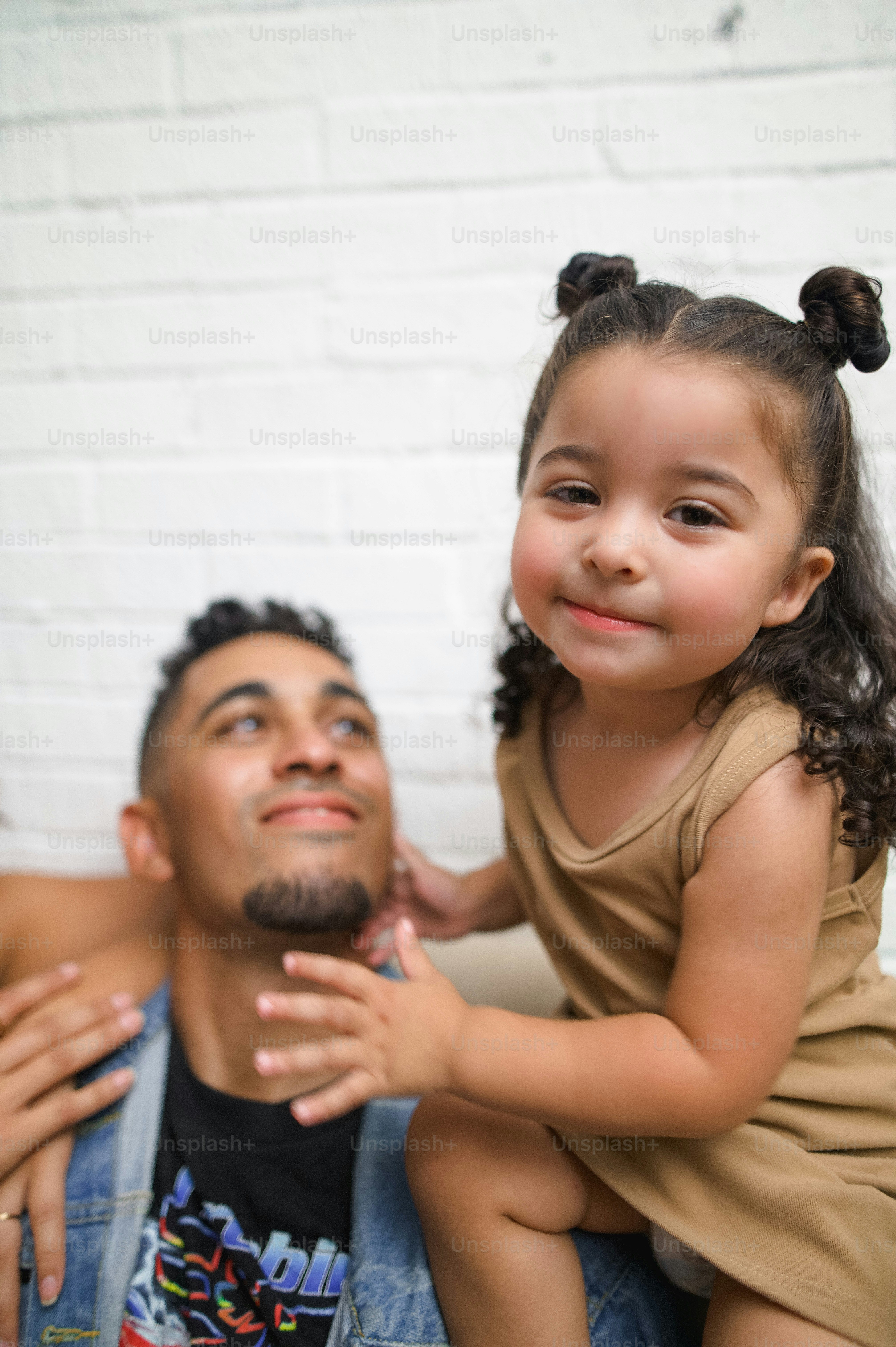 A man holding a little girl on his lap photo – Father Image on Unsplash