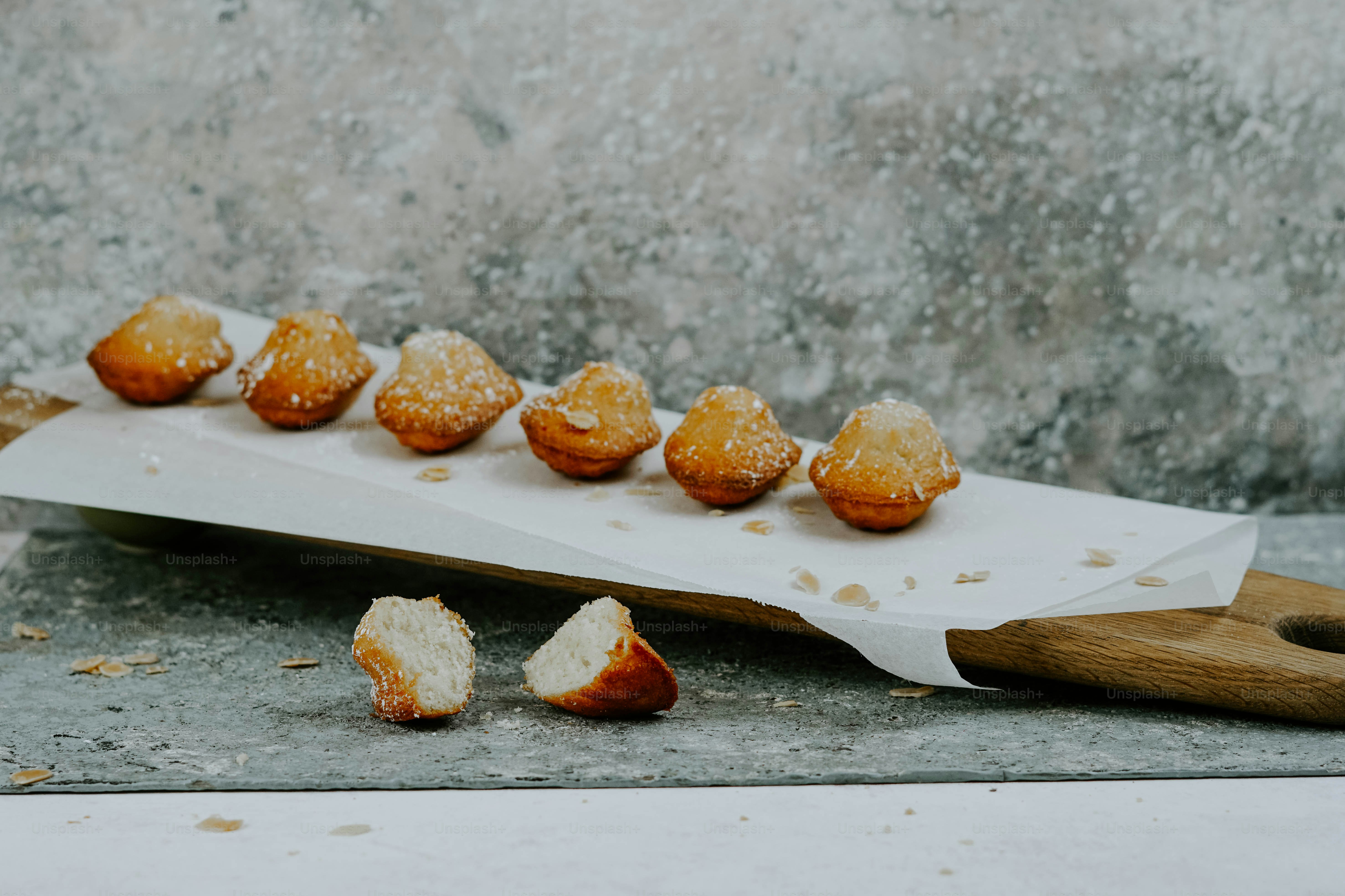 Un tas de beignets qui sont sur une planche photo – Aliments Photo sur ...