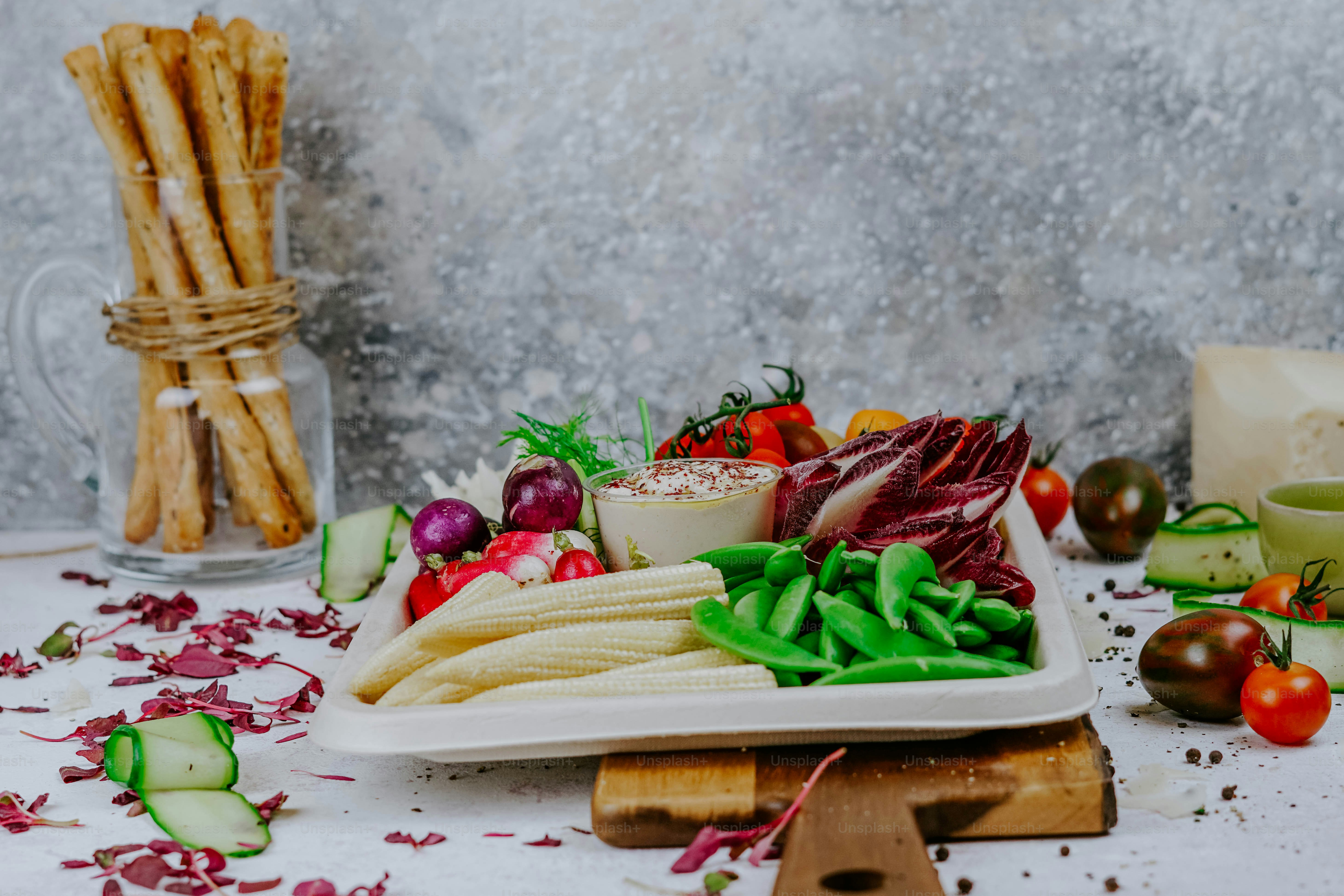 Un plateau de légumes assortis sur une table photo – Aliments Photo sur ...