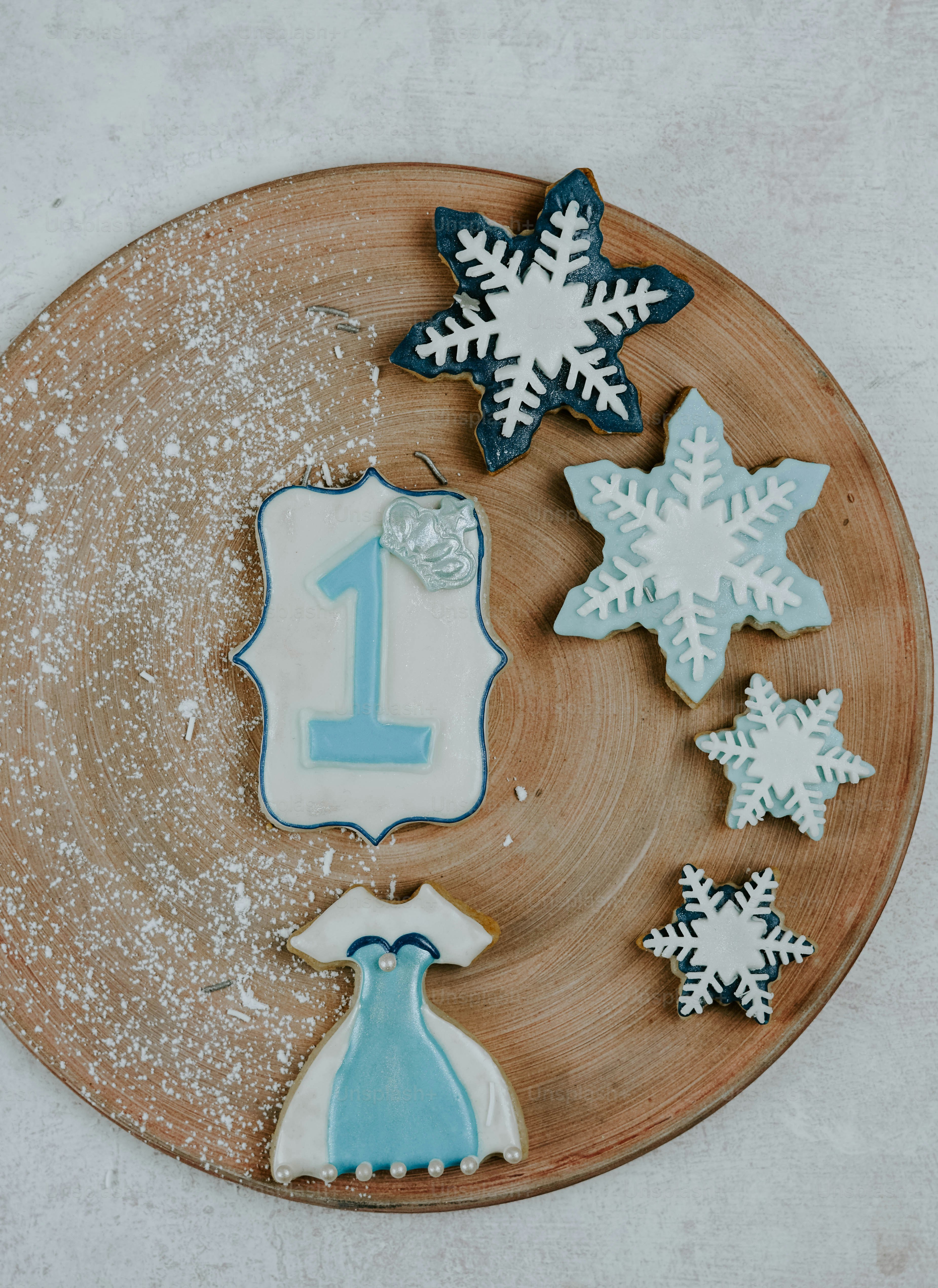 A plate of decorated cookies on a table photo – Biscuit Image on Unsplash