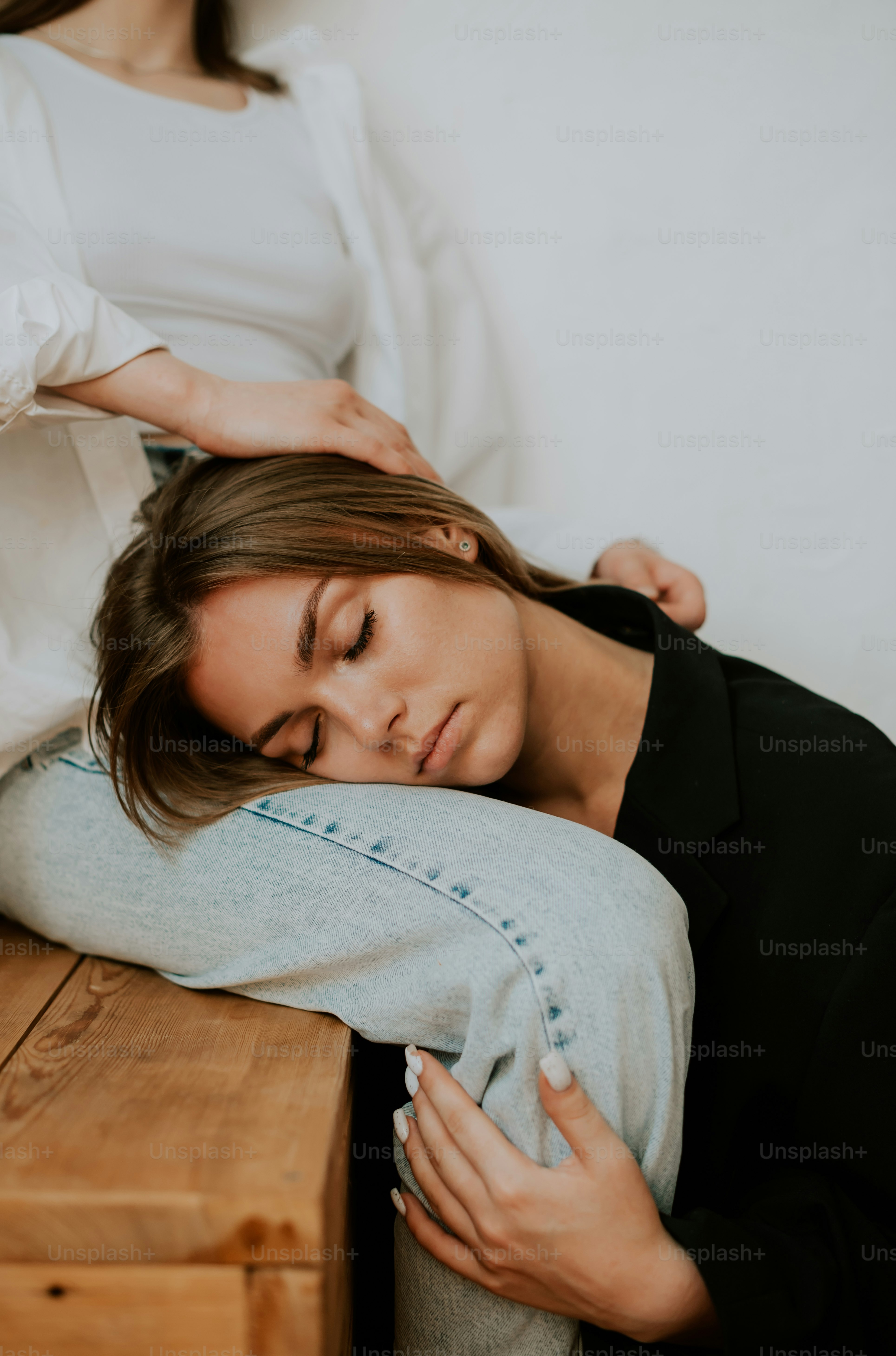 Une femme allongée sur un lit avec sa tête sur un oreiller photo ...