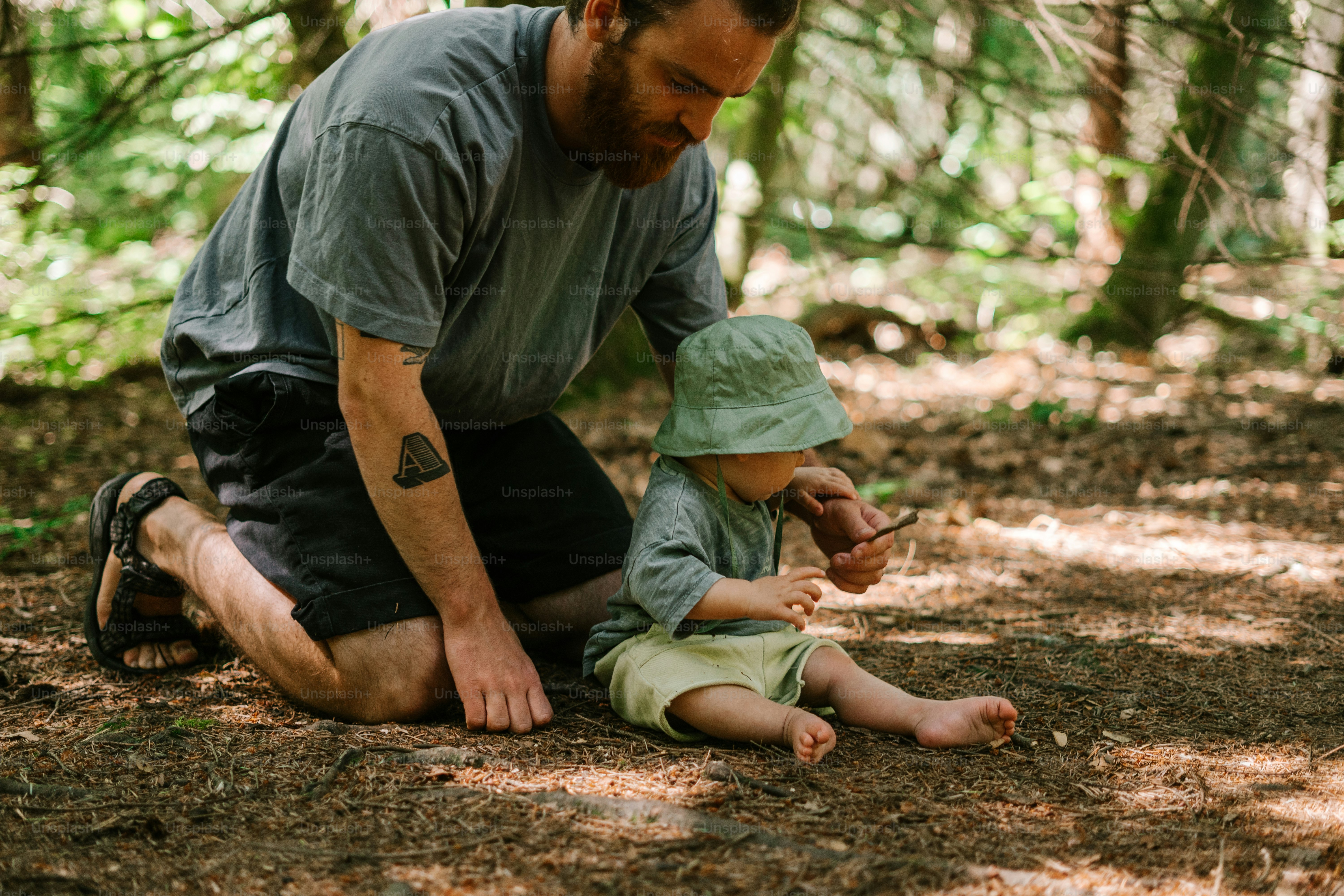 A man kneeling down next to a small child photo – Dad Image on Unsplash