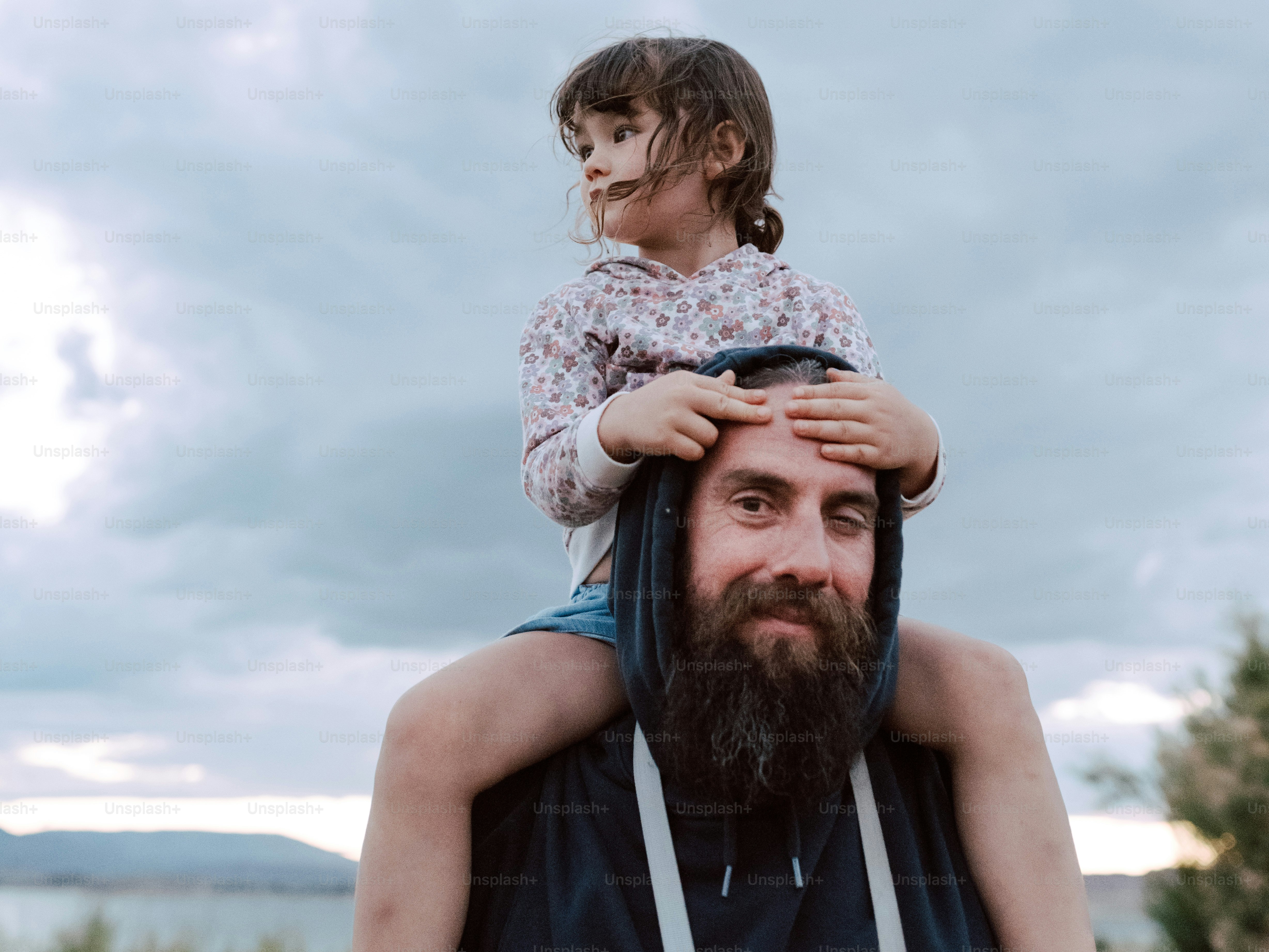 A man holding a little girl on his shoulders photo – Dad Image on Unsplash