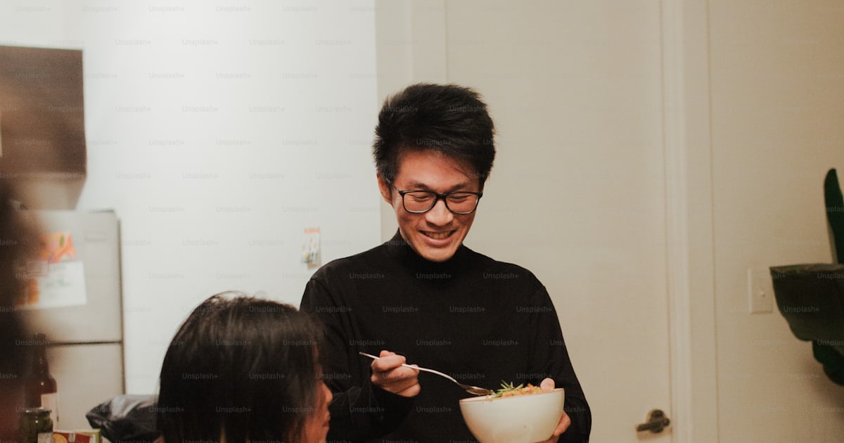식탁에 둘러앉아 음식을 먹고 있는 한 무리의 사람들 사진 Unsplash의 식사 이미지