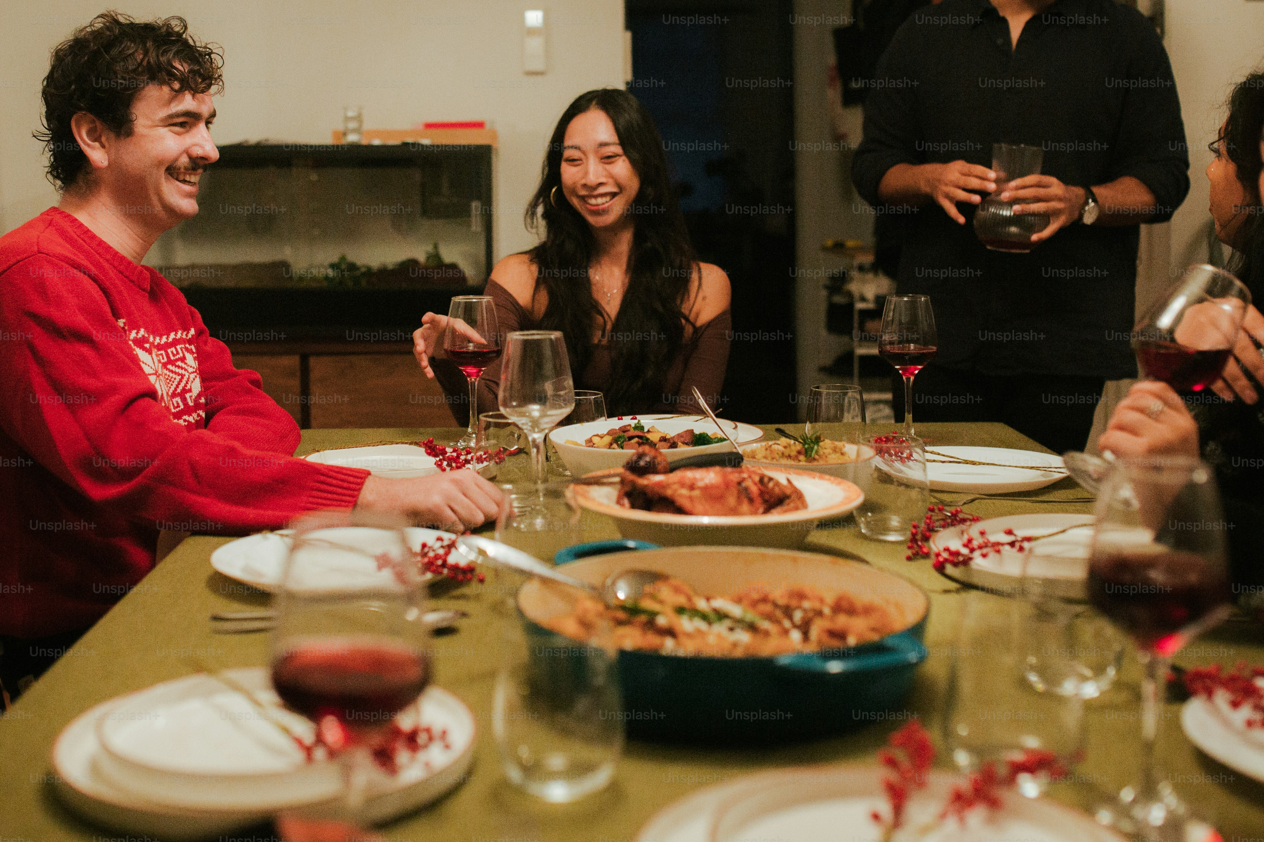 Un groupe de personnes assises autour d’une table photo – Repas Photo ...