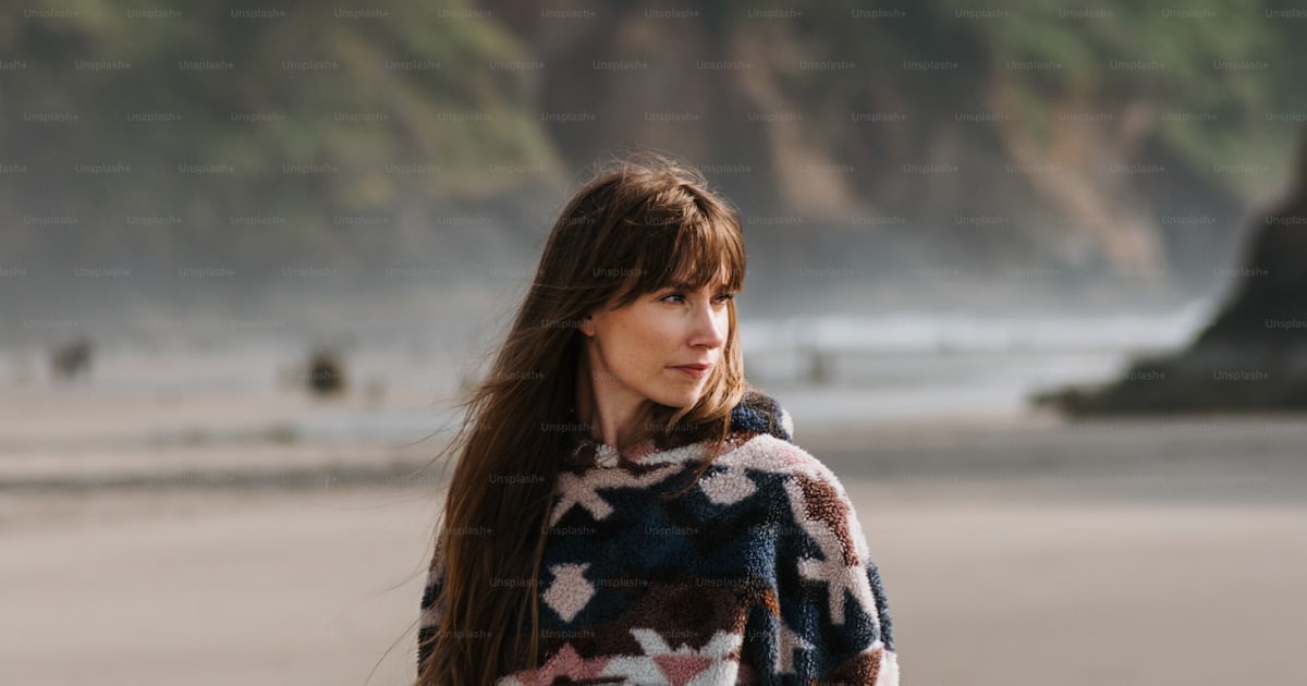 하얀 신발을 신고 해변에 서 있는 여자 사진 Unsplash의 여자 이미지