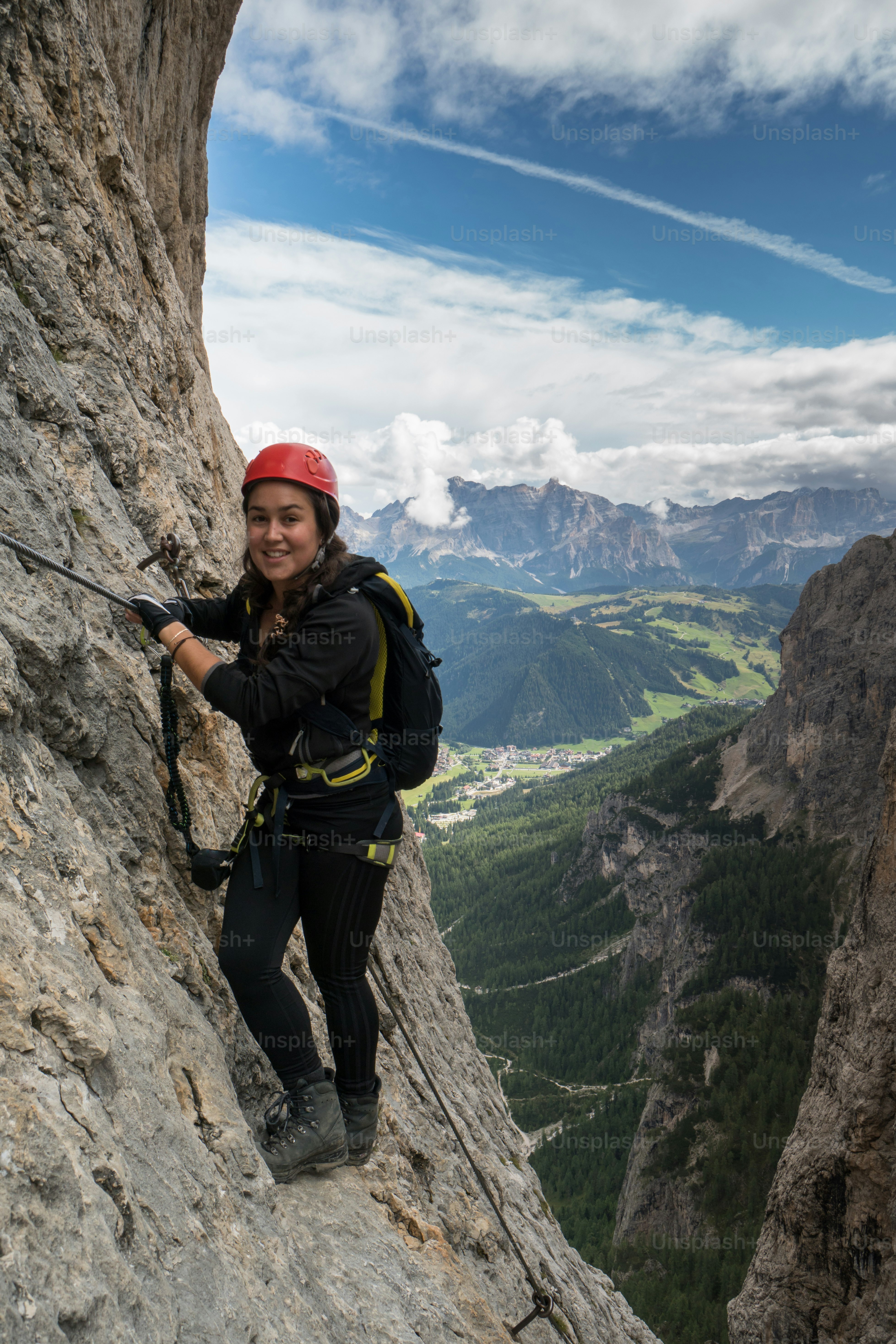 Foto zum Thema Junge attraktive Bergsteigerin auf einem schwierigen ...