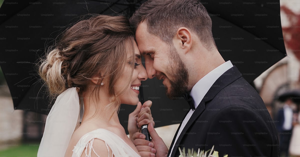 Magnifique Mariée Et Marié élégant Sétreignant Doucement Sous Un