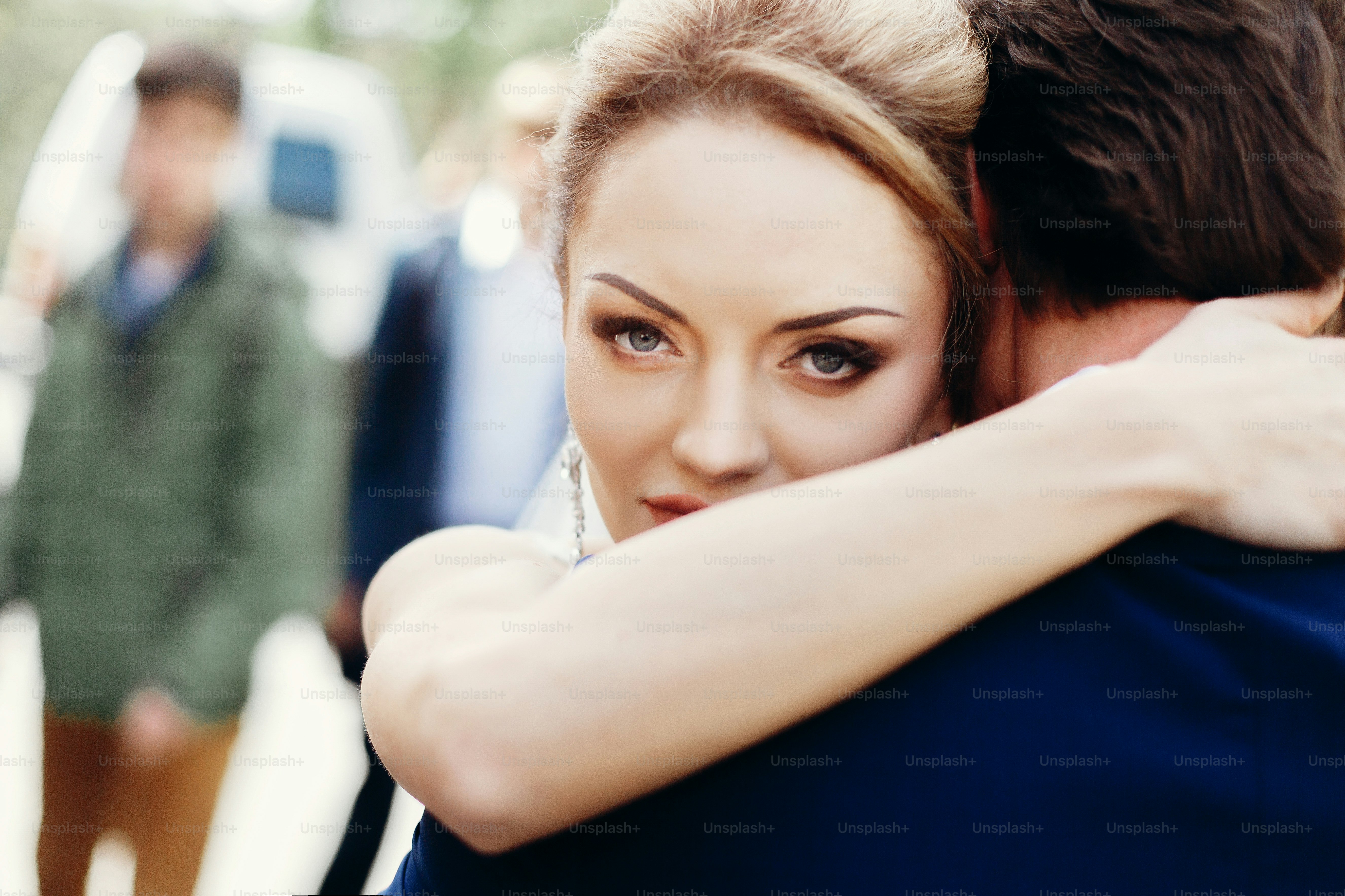 Foto Novia recién casada feliz abrazando al novio después de la ceremonia de la boda al aire ...