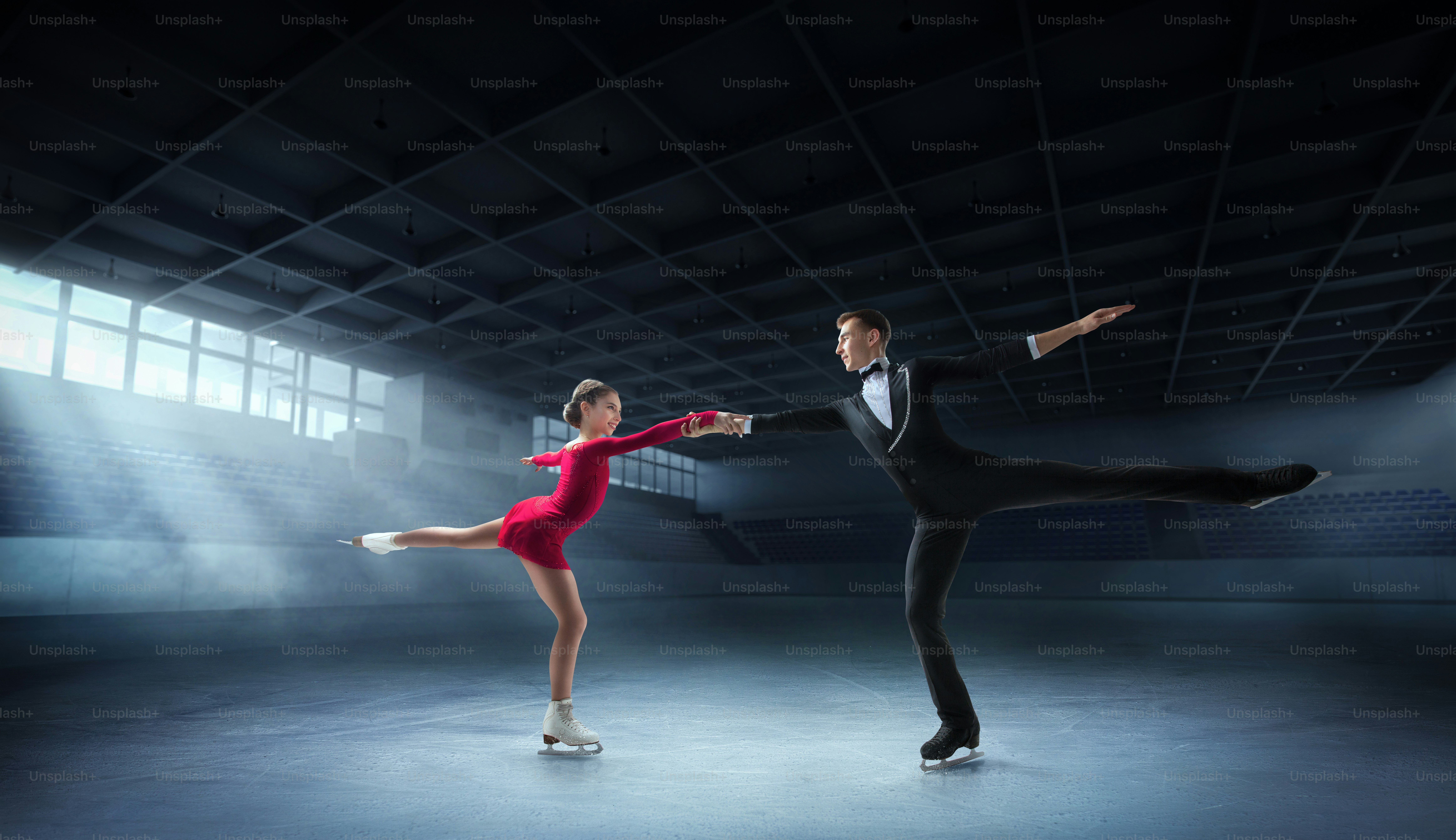 Foto zum Thema Eiskunstlauf in der Eisarena – Bild zu ...