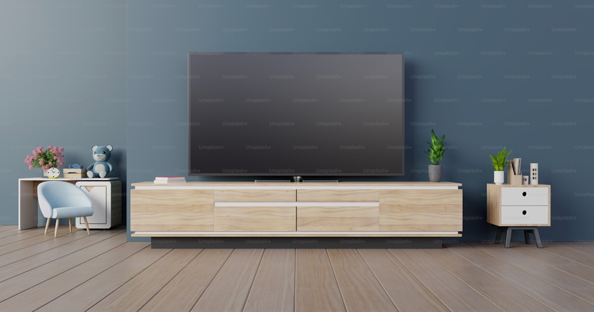 캐비닛 인테리어의 Tv 디자인 식물 선반 진한 파란색 벽에 램프 3d 렌더링이 있는 현대적인 객실 사진 Unsplash