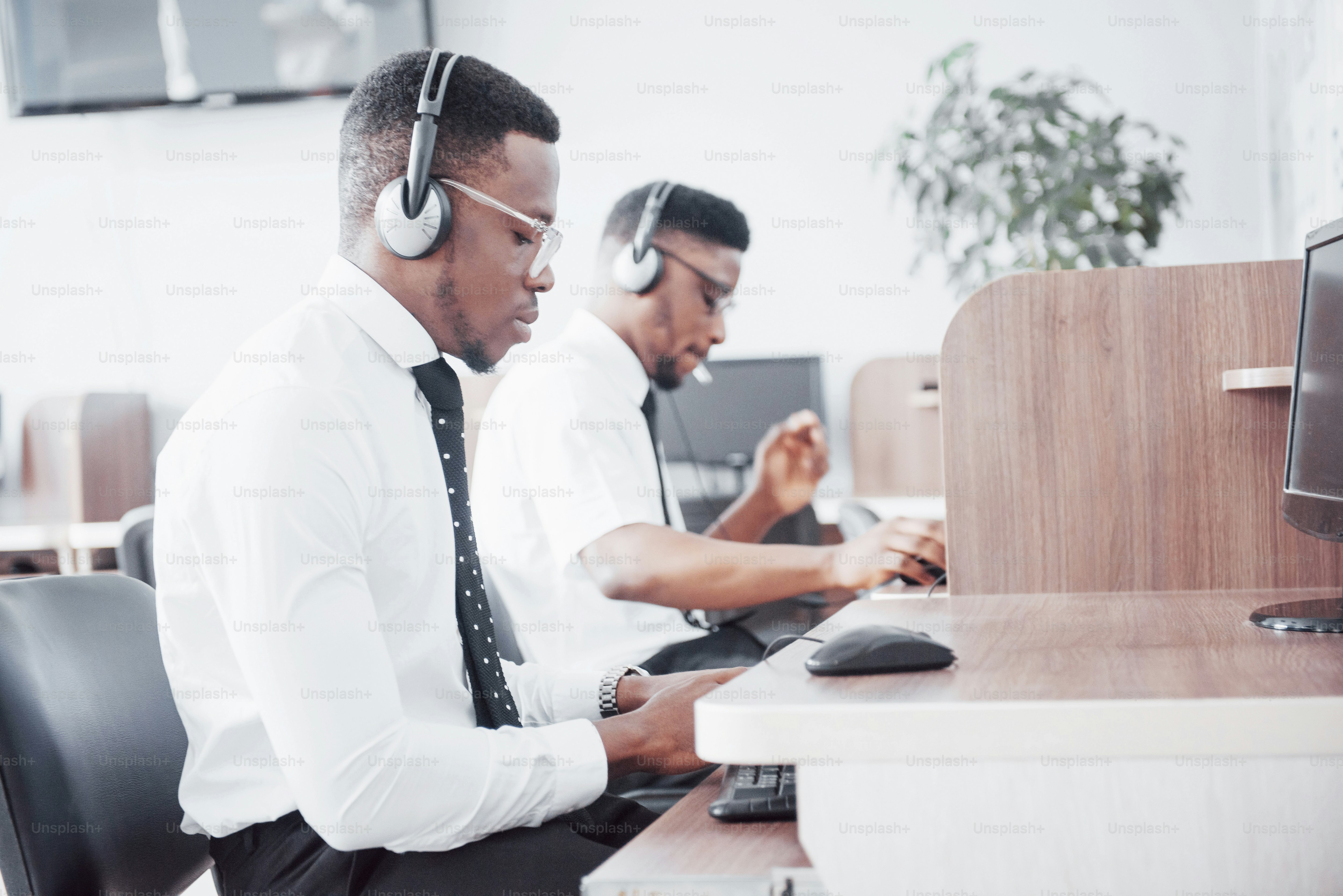 Operador de atención al cliente afroamericano con auriculares manos ...