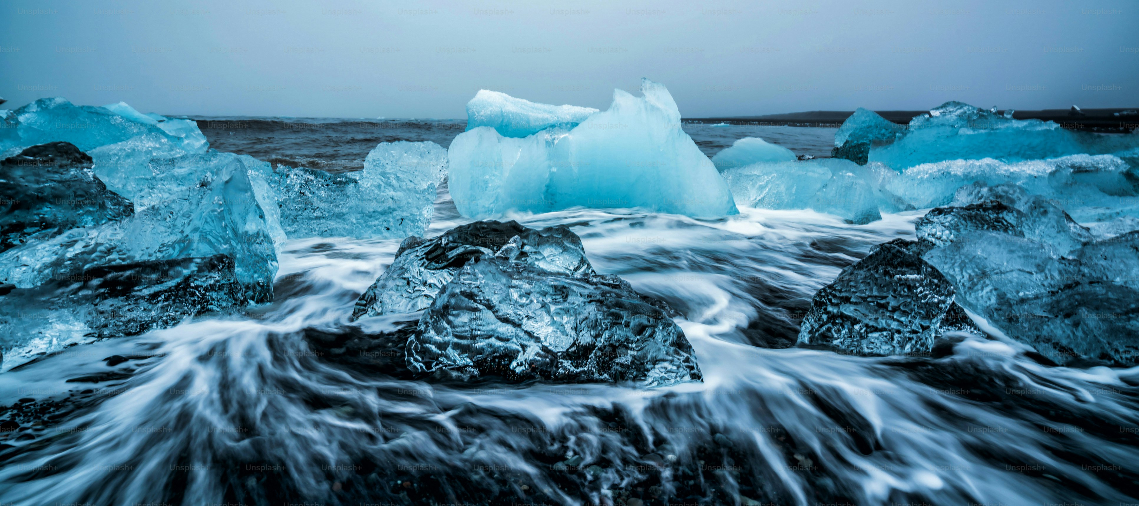 Icebergs sur Diamond Beach en Islande. La glace gelée sur la plage de ...