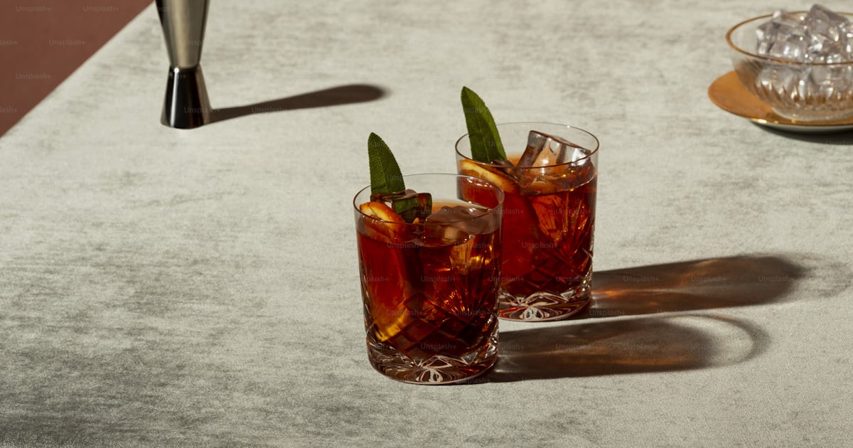 Negroni Iba 칵테일 13 진 13 쓴맛 13 베르무트 럭셔리 팝 스타일 풍부하고 다채로운 사진