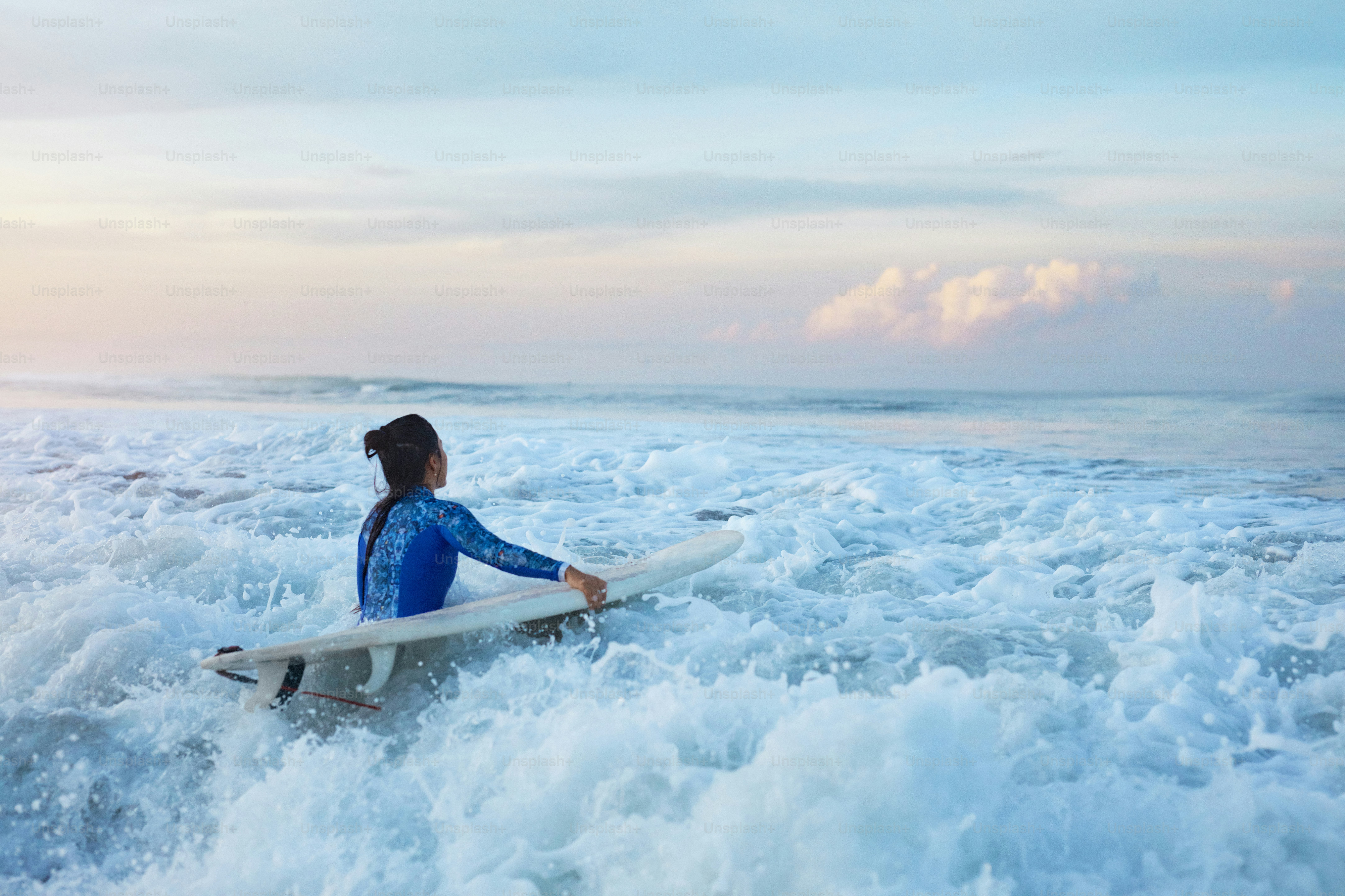 Foto Chica surfista. Persona que practica surf con tabla de surf ...