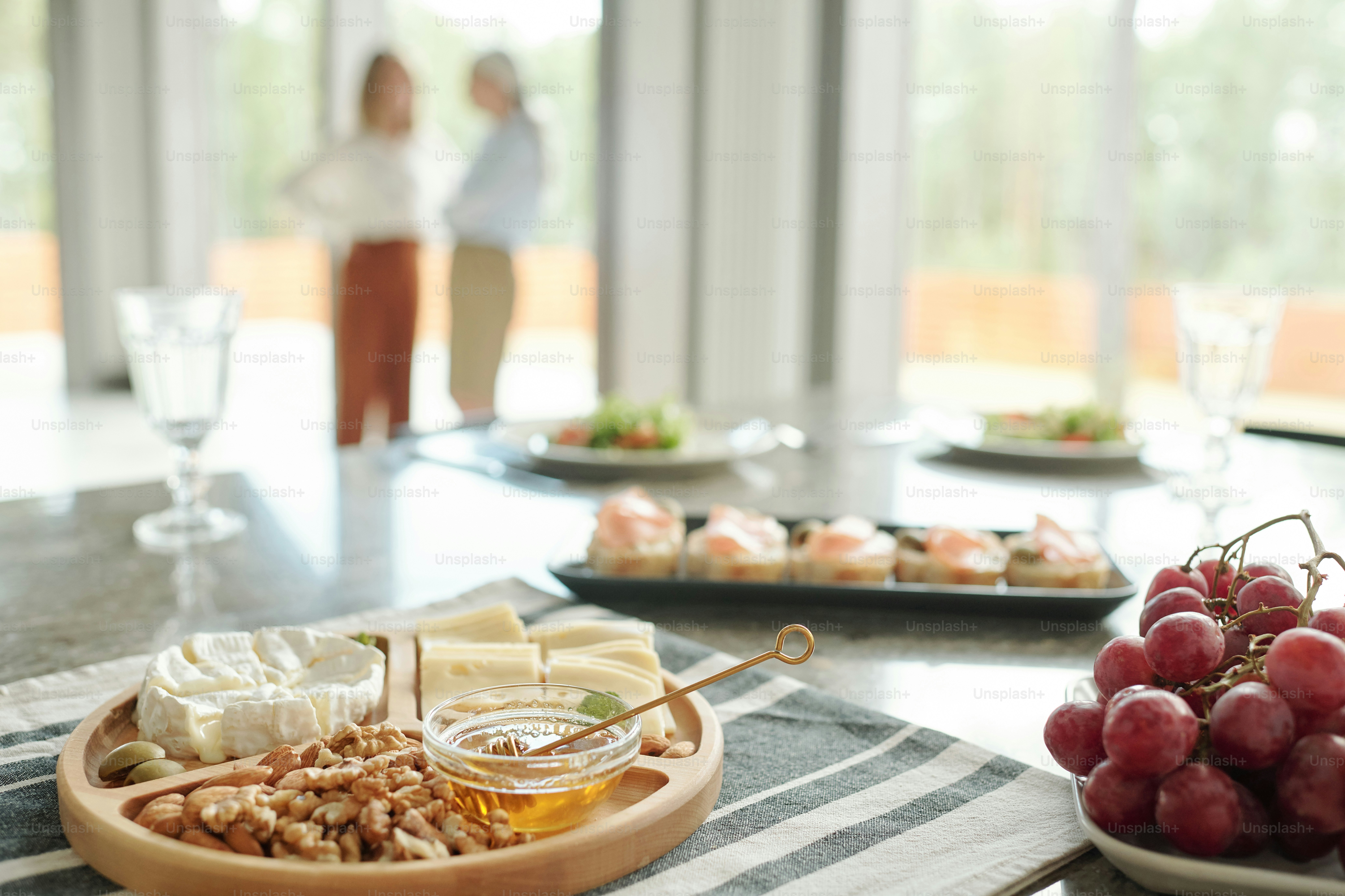 Gros plan de diverses collations telles que des entrées, des fromages ...