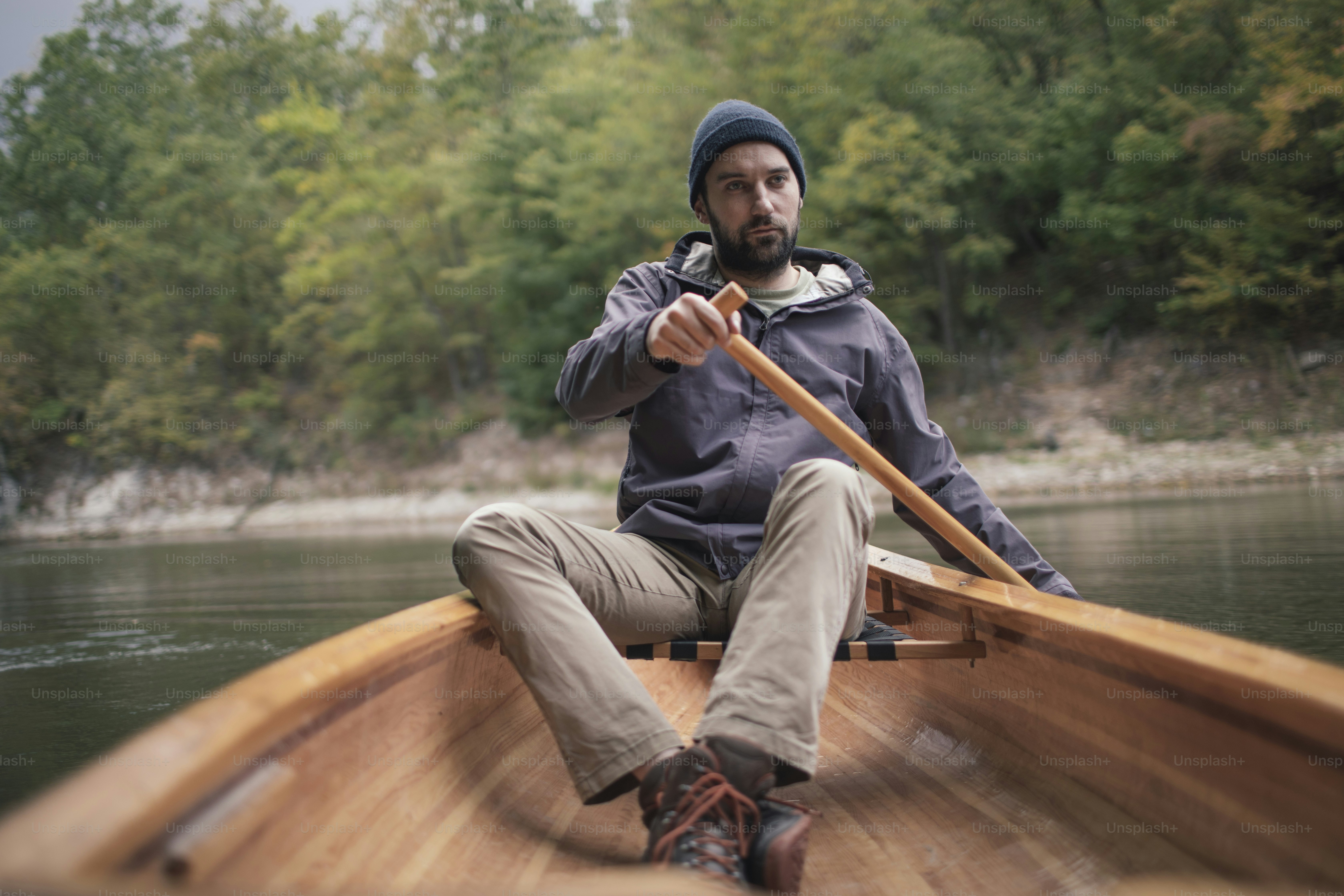 Foto Hombre remando en canoa en el bosque del lago. – Serbia Imagen en ...