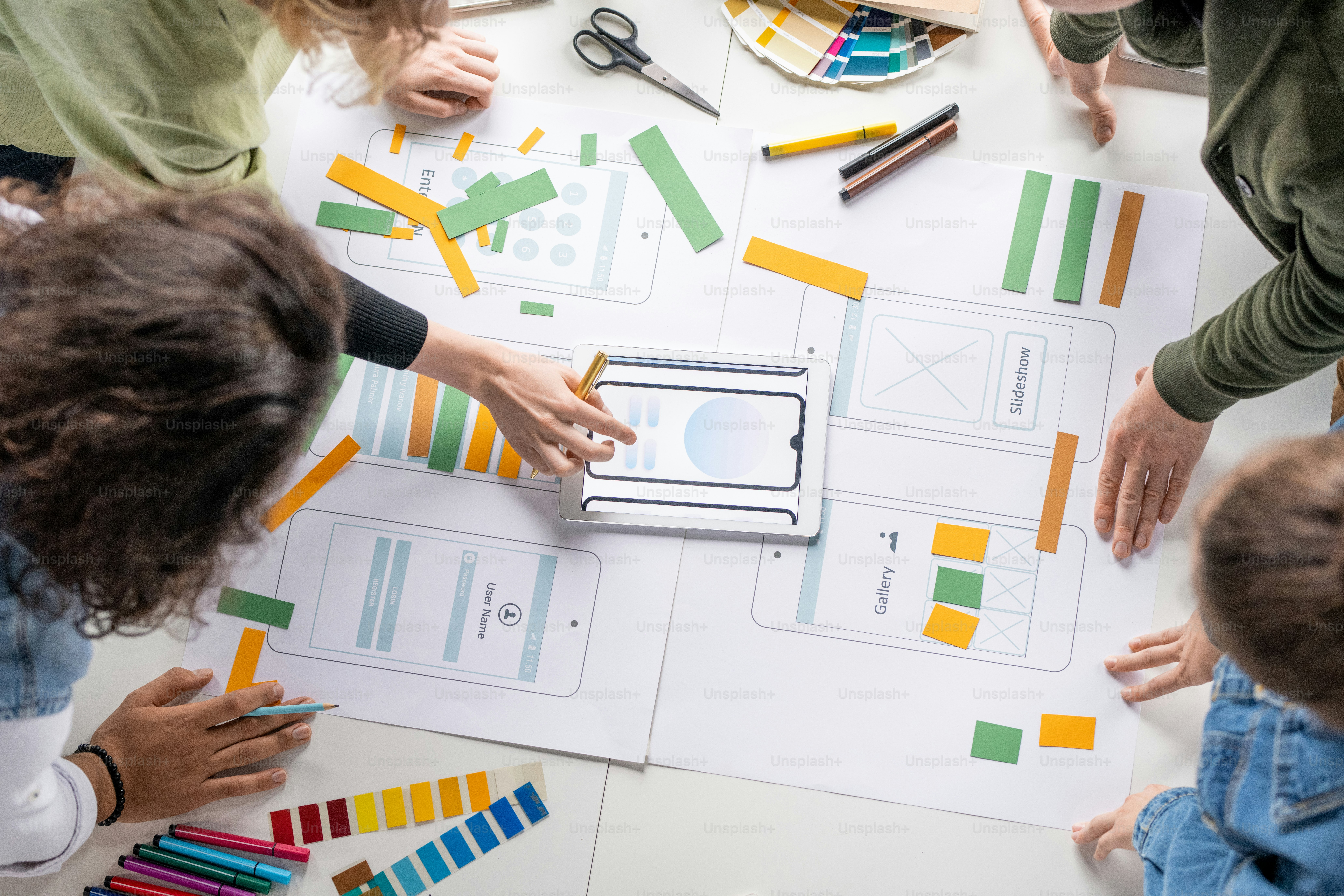 Vue de dessus de jeunes développeurs de logiciels professionnels ...