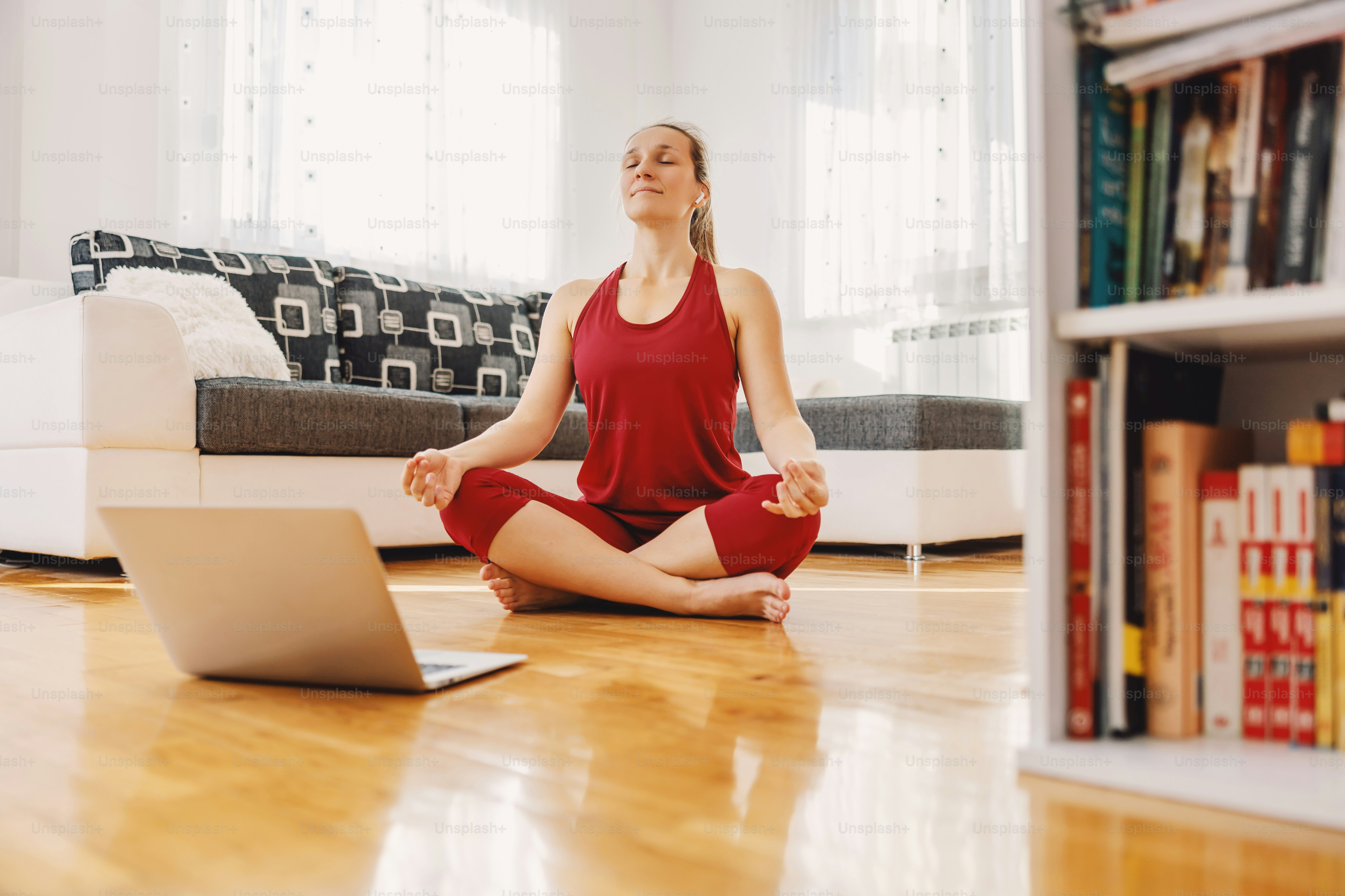 Foto Instructor de yoga tranquilo sentado en la postura de yoga del ...