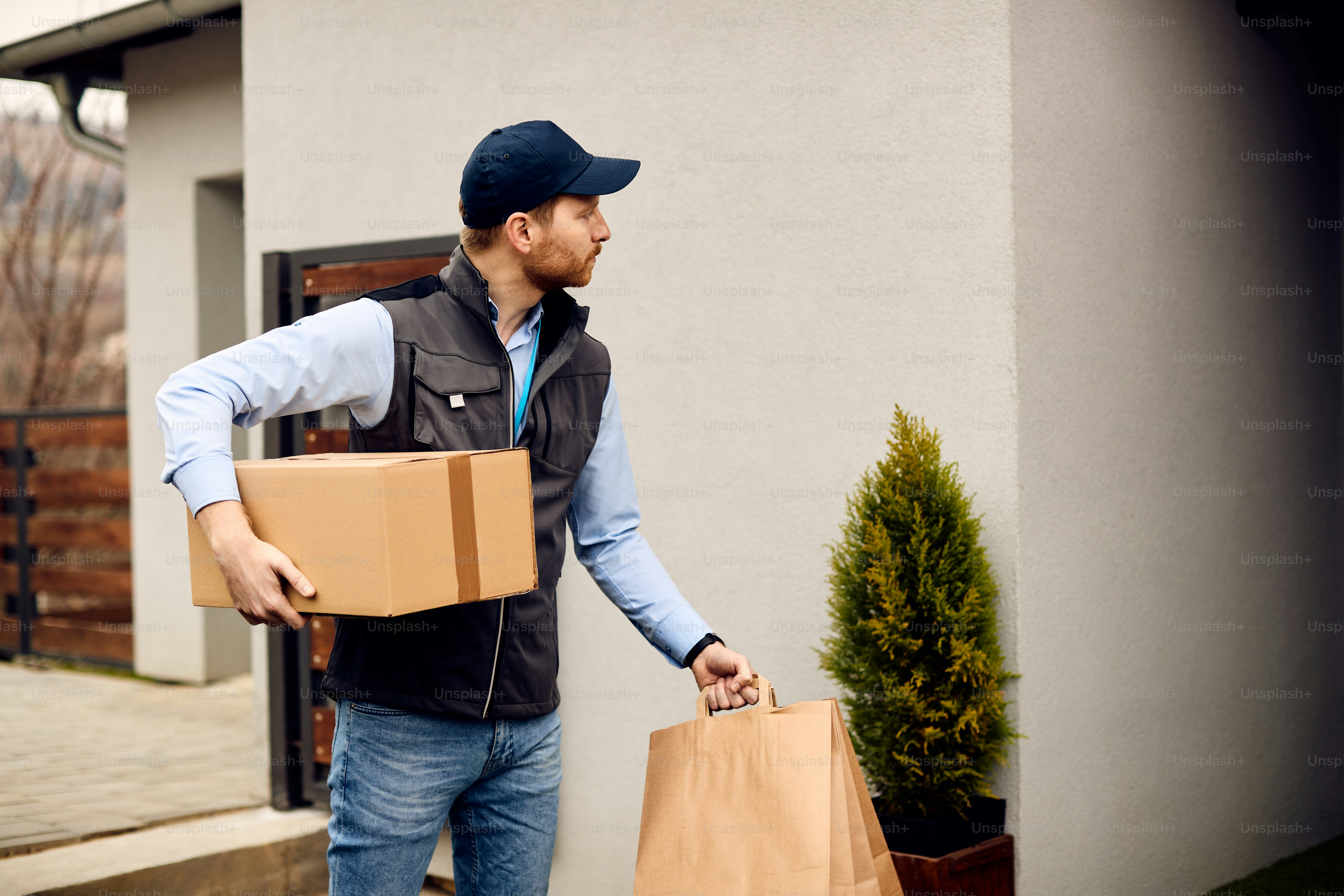 Delivery man delivering parcels to the place of residence of his ...