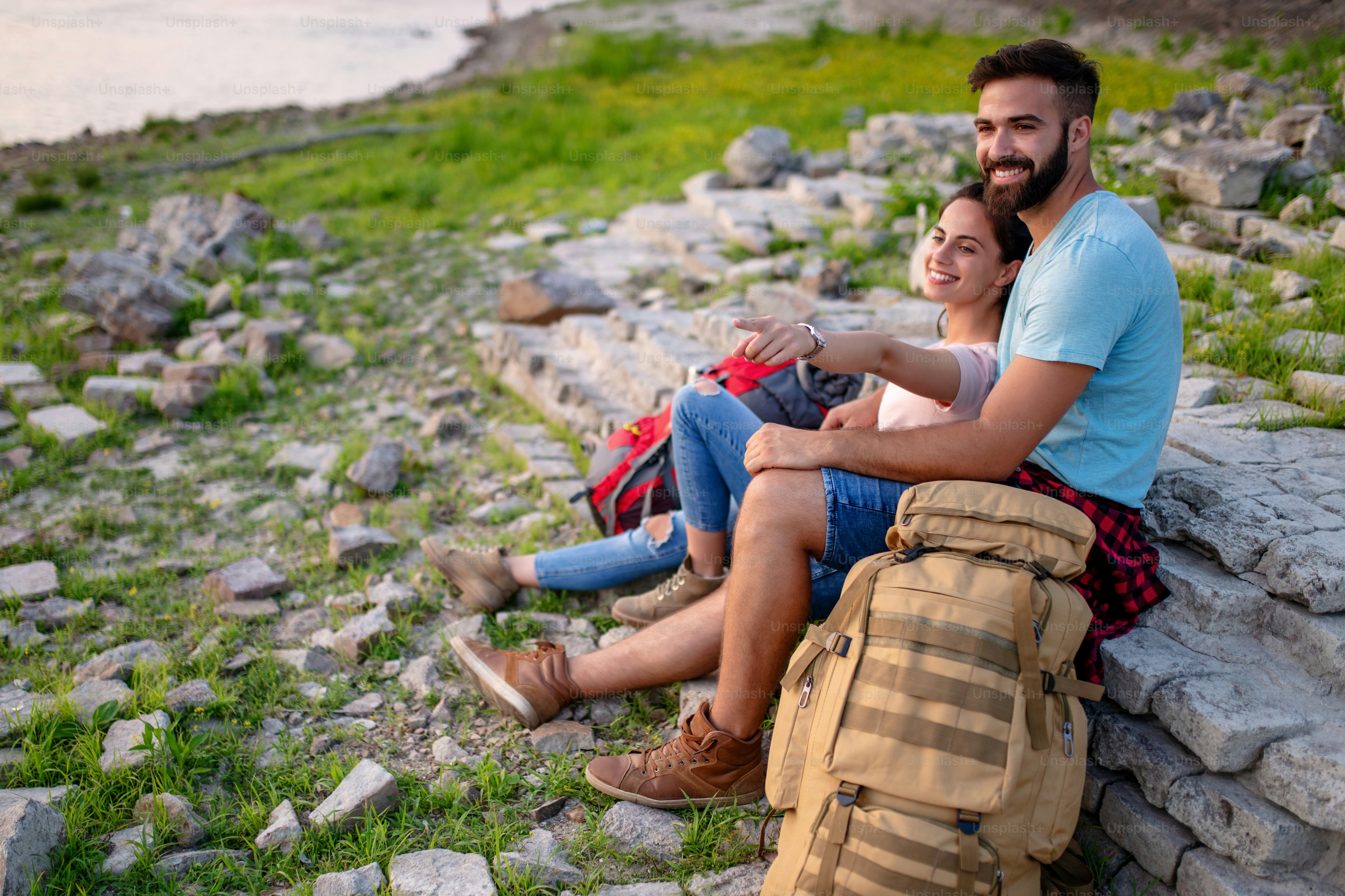 Pareja joven de excursión. Descansan después de escalar montañas. foto ...