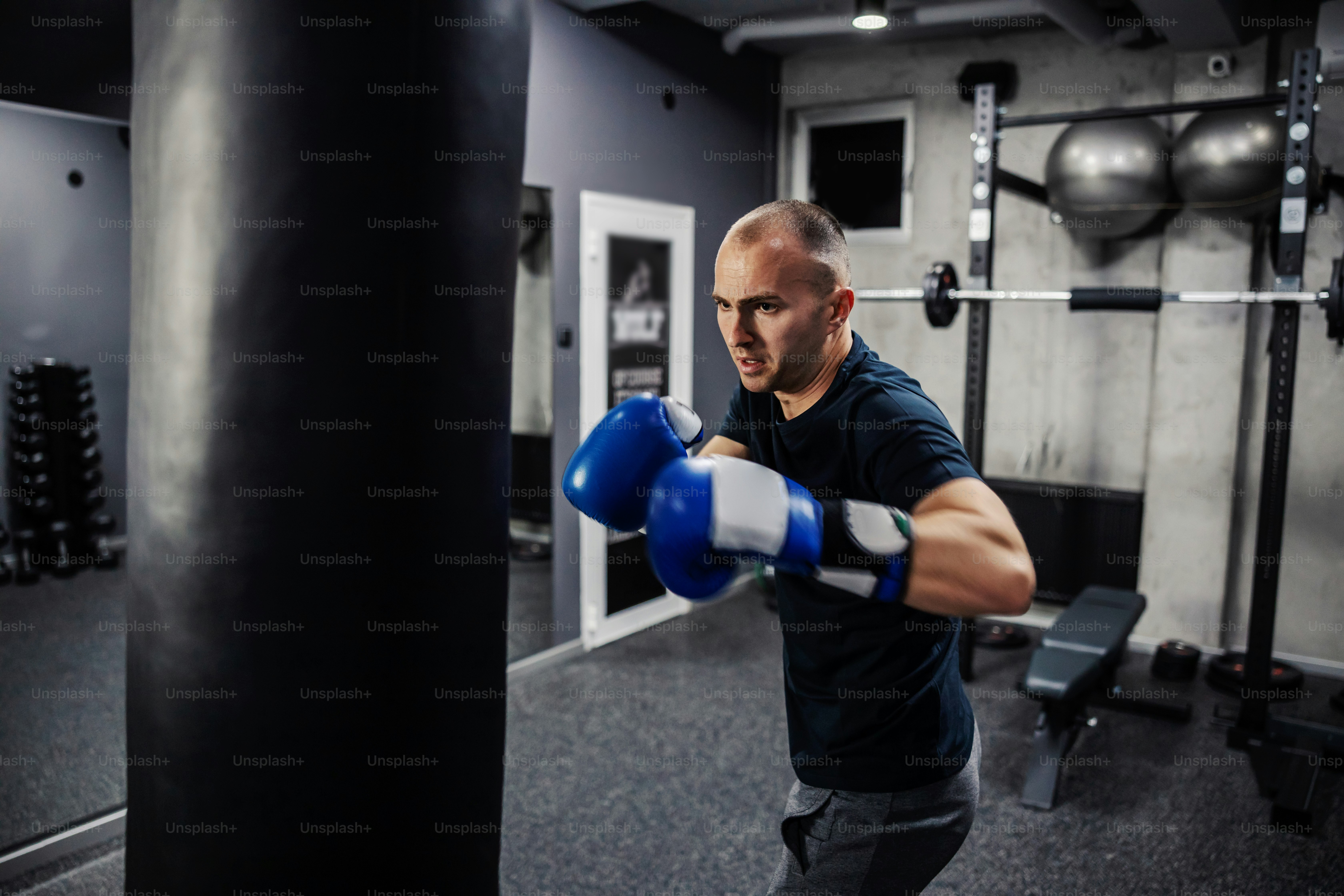 Foto Energía y concepto de boxeo. Un hombre dedicado usa guantes de ...