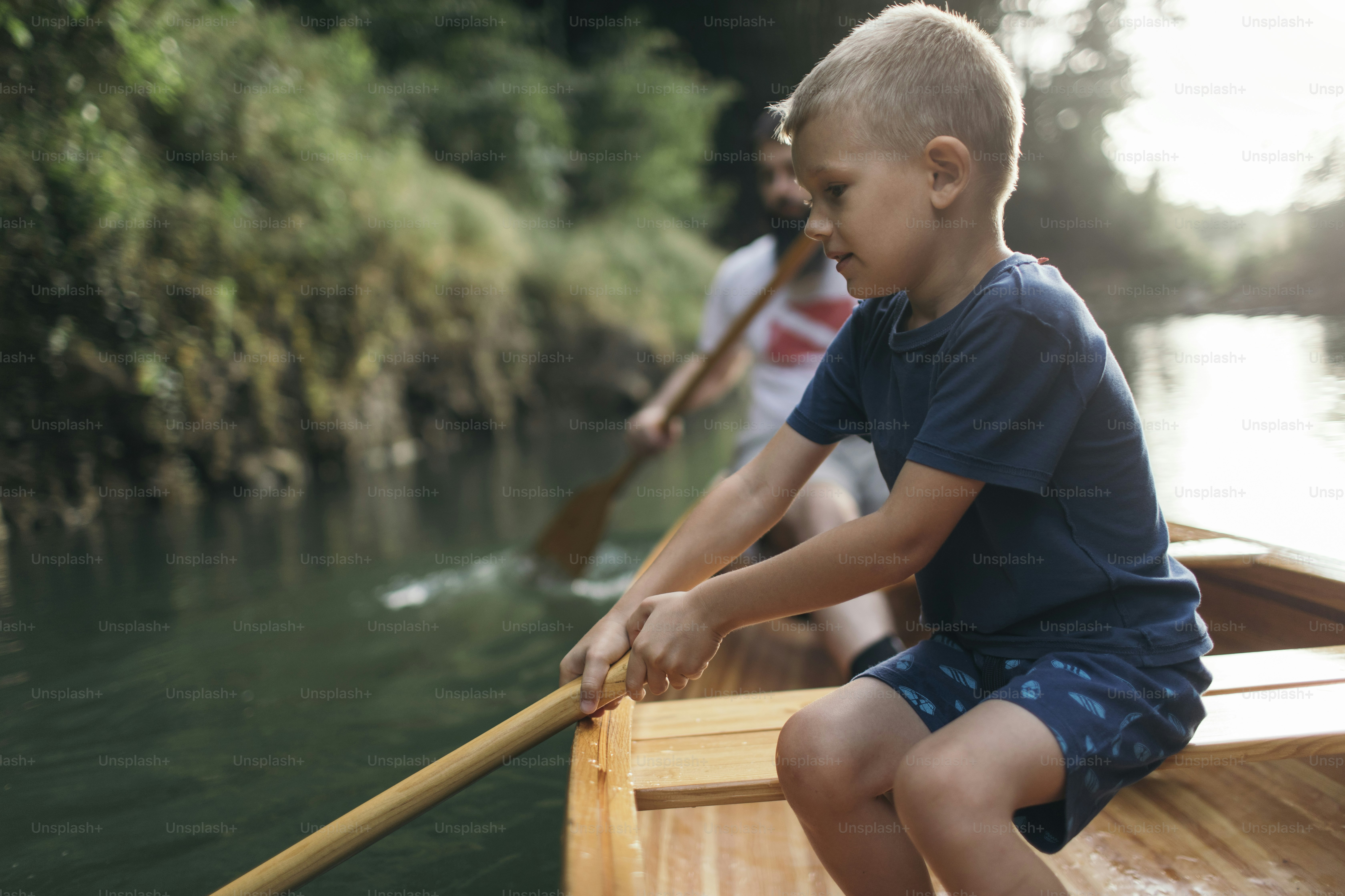 Foto Niño aprendiendo a remar en canoa con su padre en un hermoso día ...