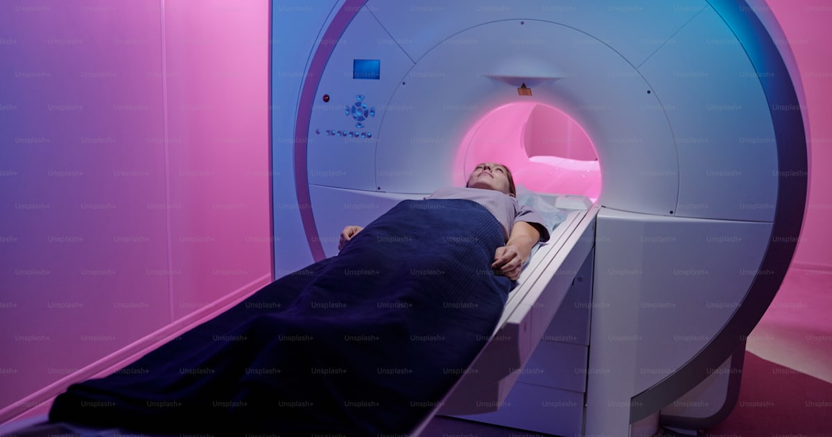 진료소에서 Mri 스캔 기계에서 의료 절차를 받고 있는 젊은 아픈 여자 사진 Unsplash의 건강 검진 이미지