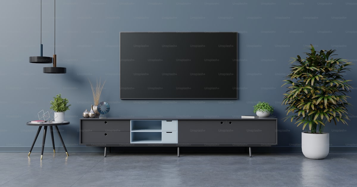 거실의 진한 파란색 벽에 있는 Led Tv 최소한의 디자인3d 렌더링 사진 Unsplash의 주도 조명 이미지