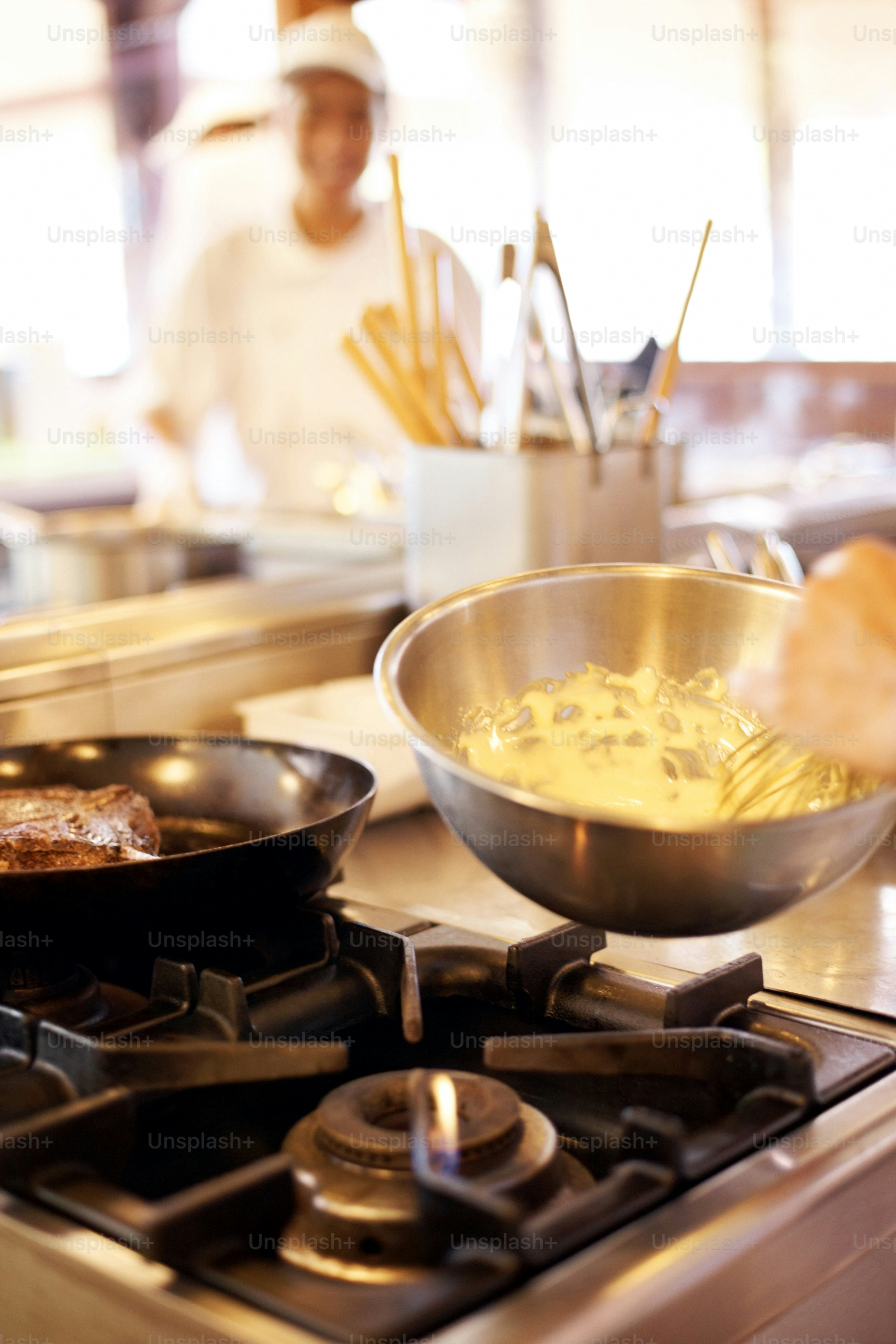 Foto Una persona en una cocina preparando comida en una estufa – Cocina ...