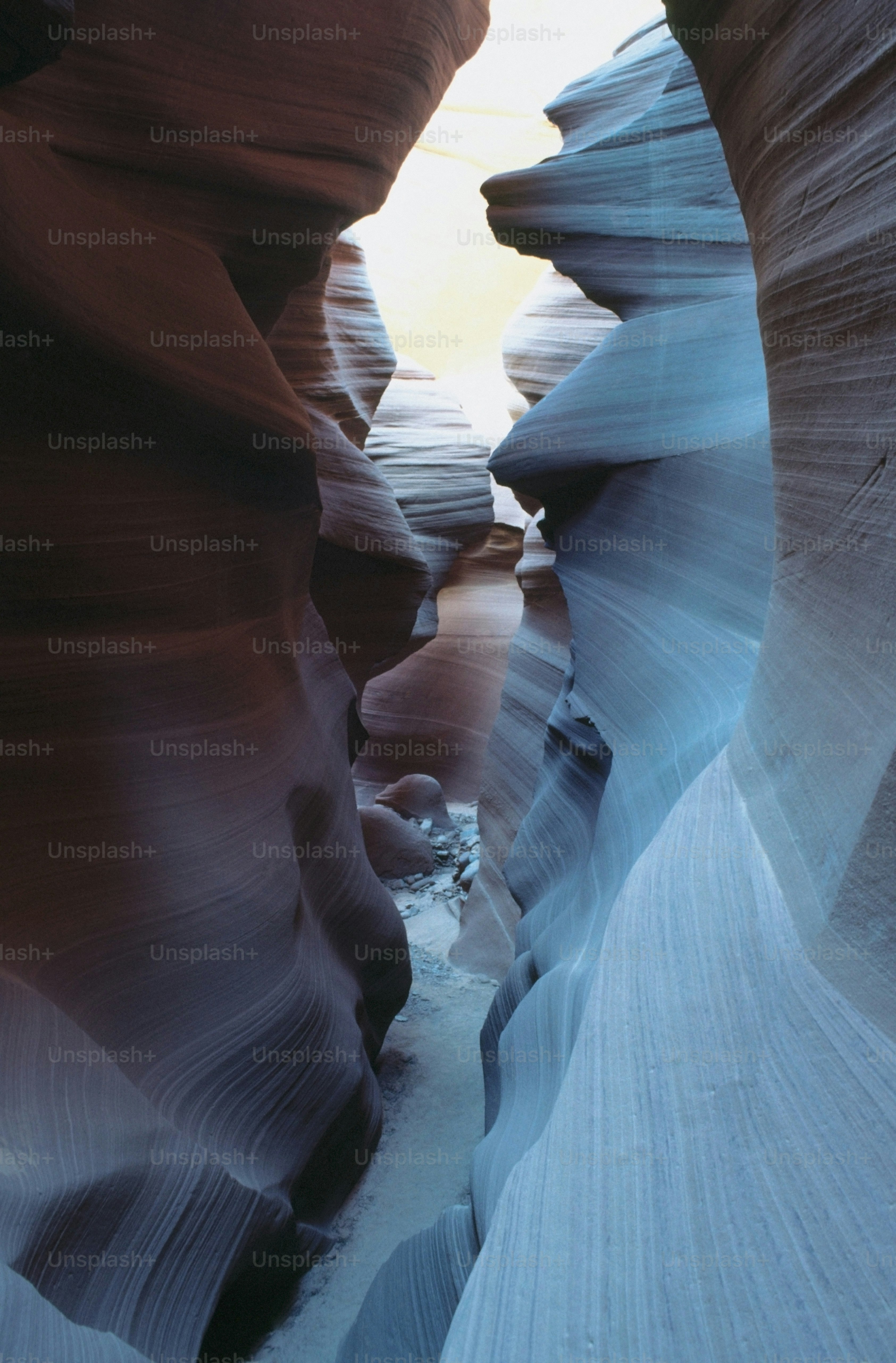 Foto Una ranura estrecha en el lado de un cañón – Al aire libre Imagen ...