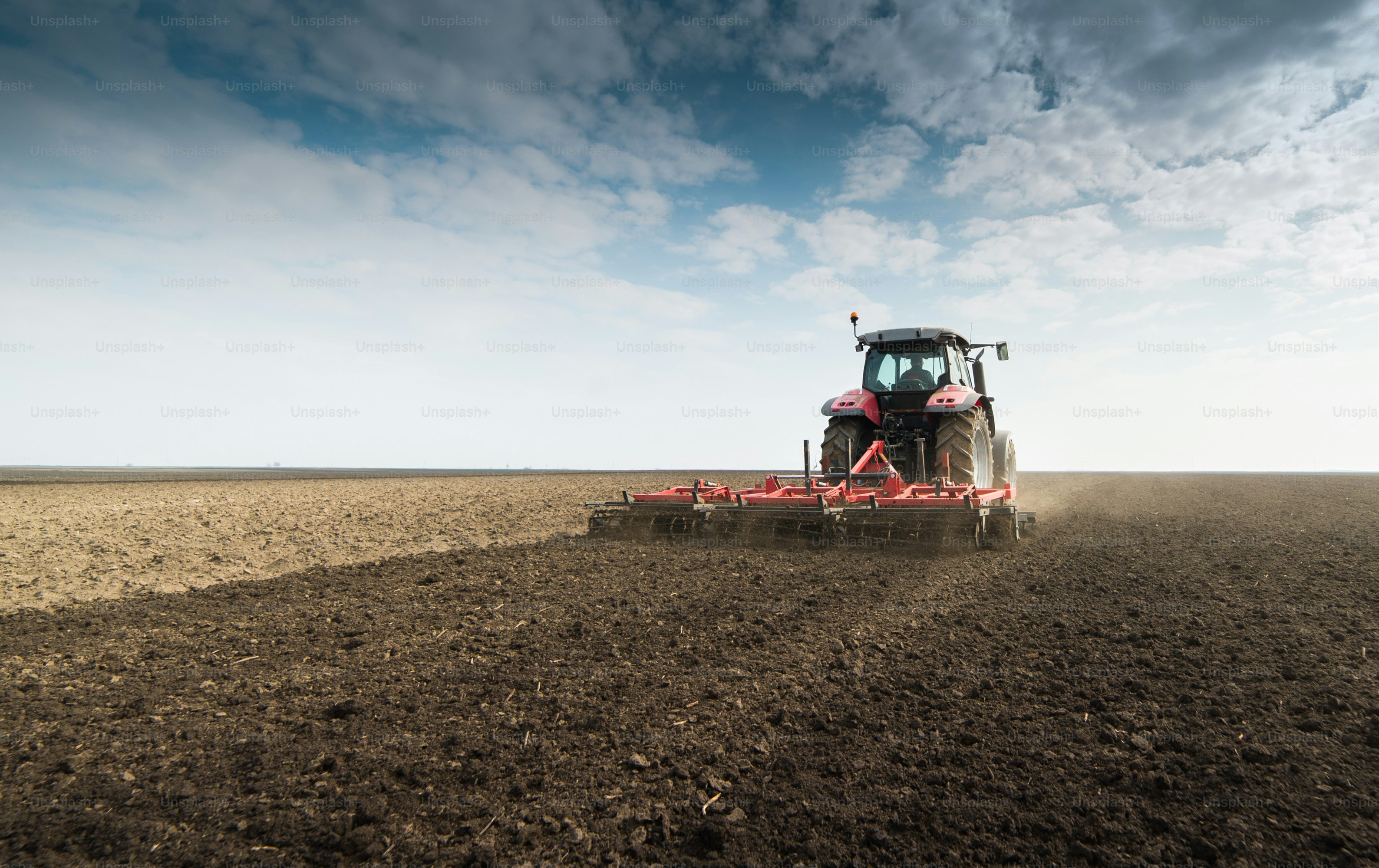 Tractor preparing land for sowing photo – Farm Image on Unsplash