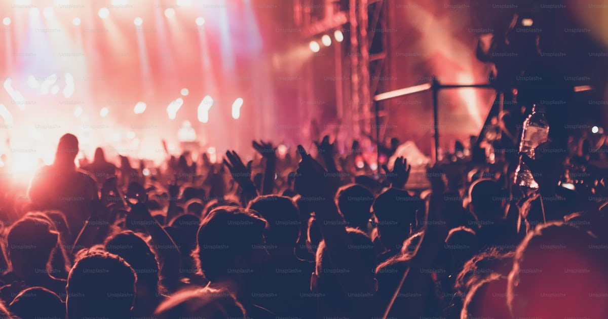 밝은 무대 조명 앞에서 축제 콘서트 군중의 실루엣 인식 할 수없는 사람들과 다채로운 효과 사진 Unsplash의 뮤직