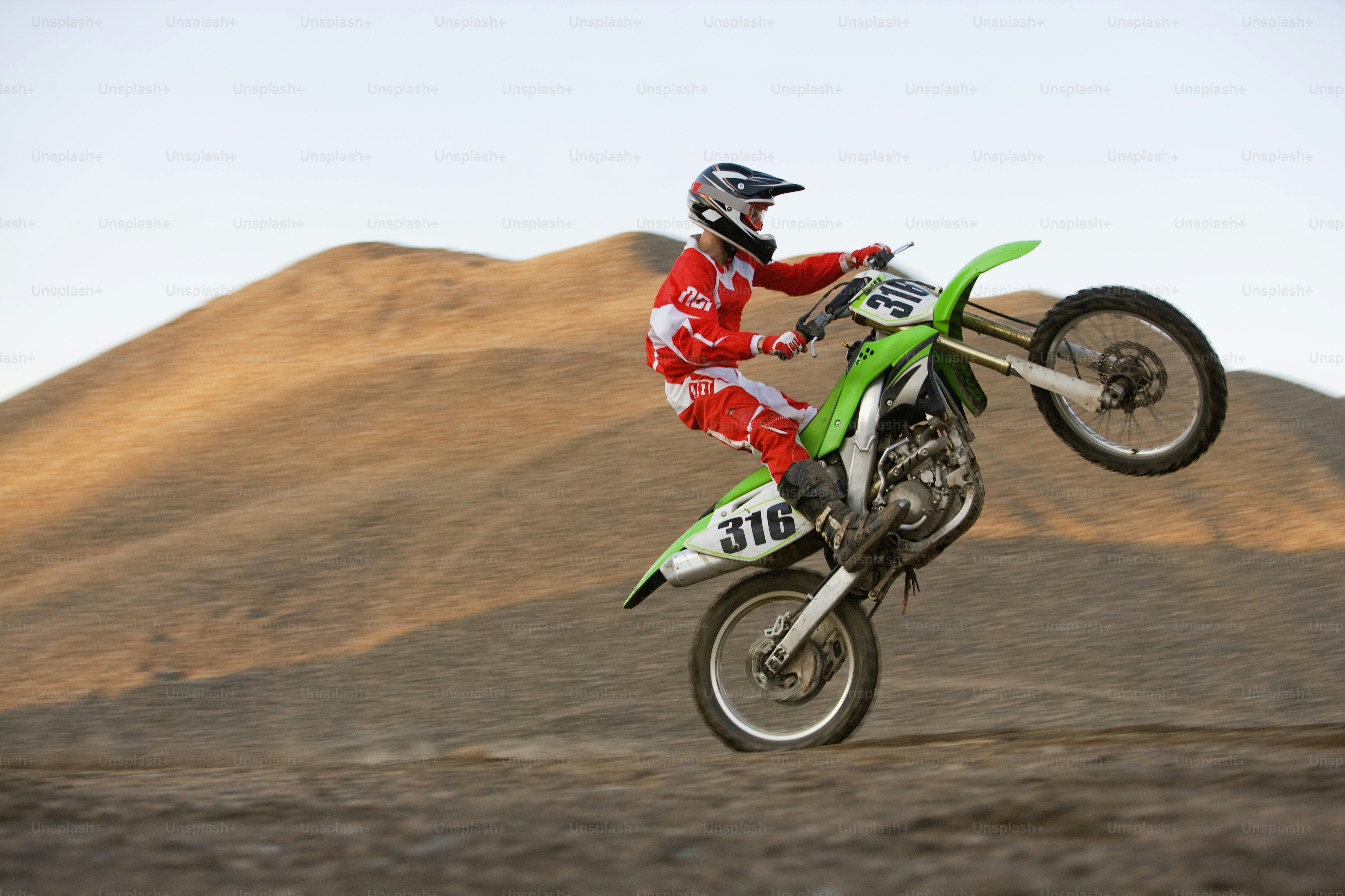 Foto zum Thema Eine Person auf einem Dirtbike in der Luft – Bild zu ...