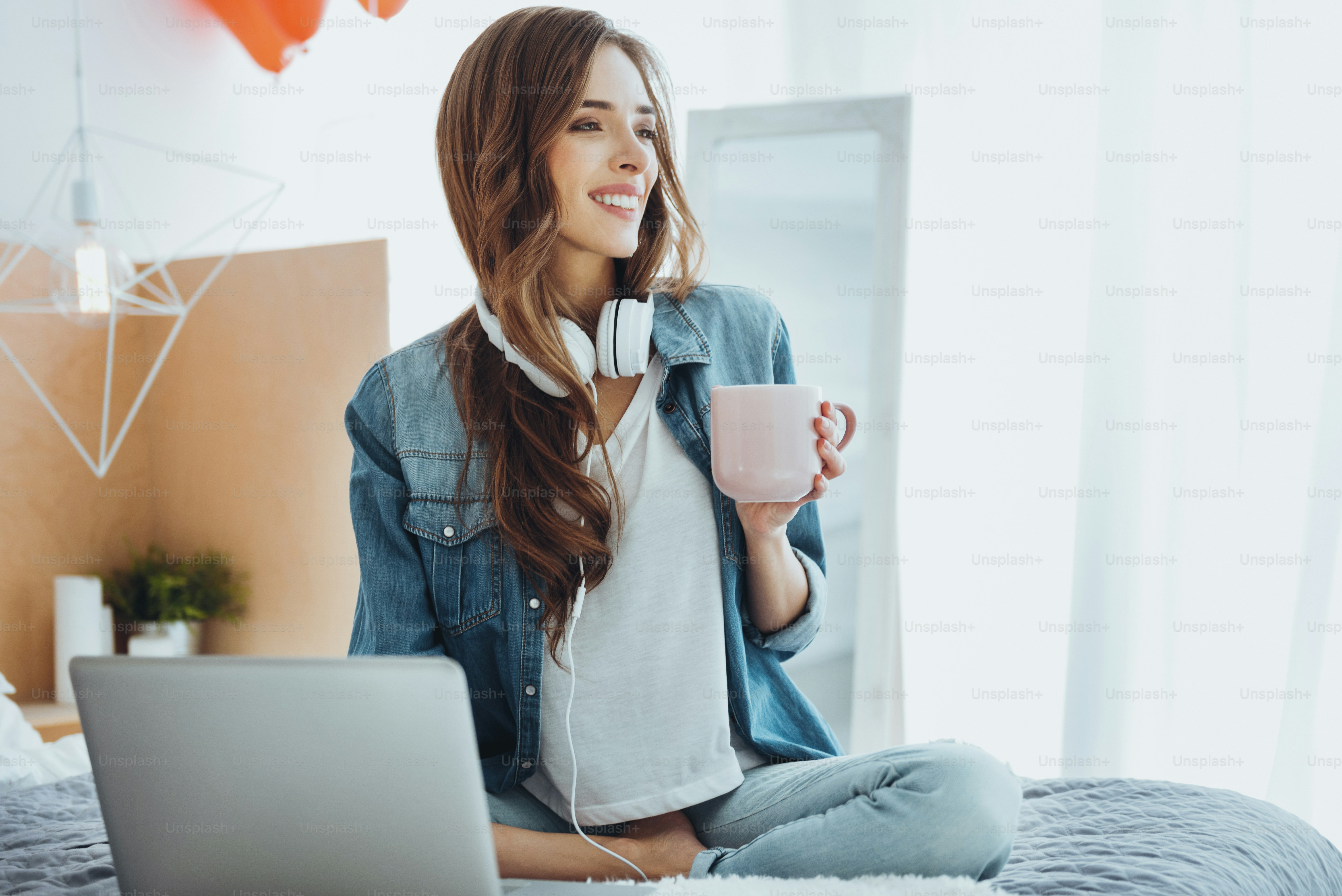 Foto Día libre. Una mujer agradable y encantada sosteniendo una taza de ...