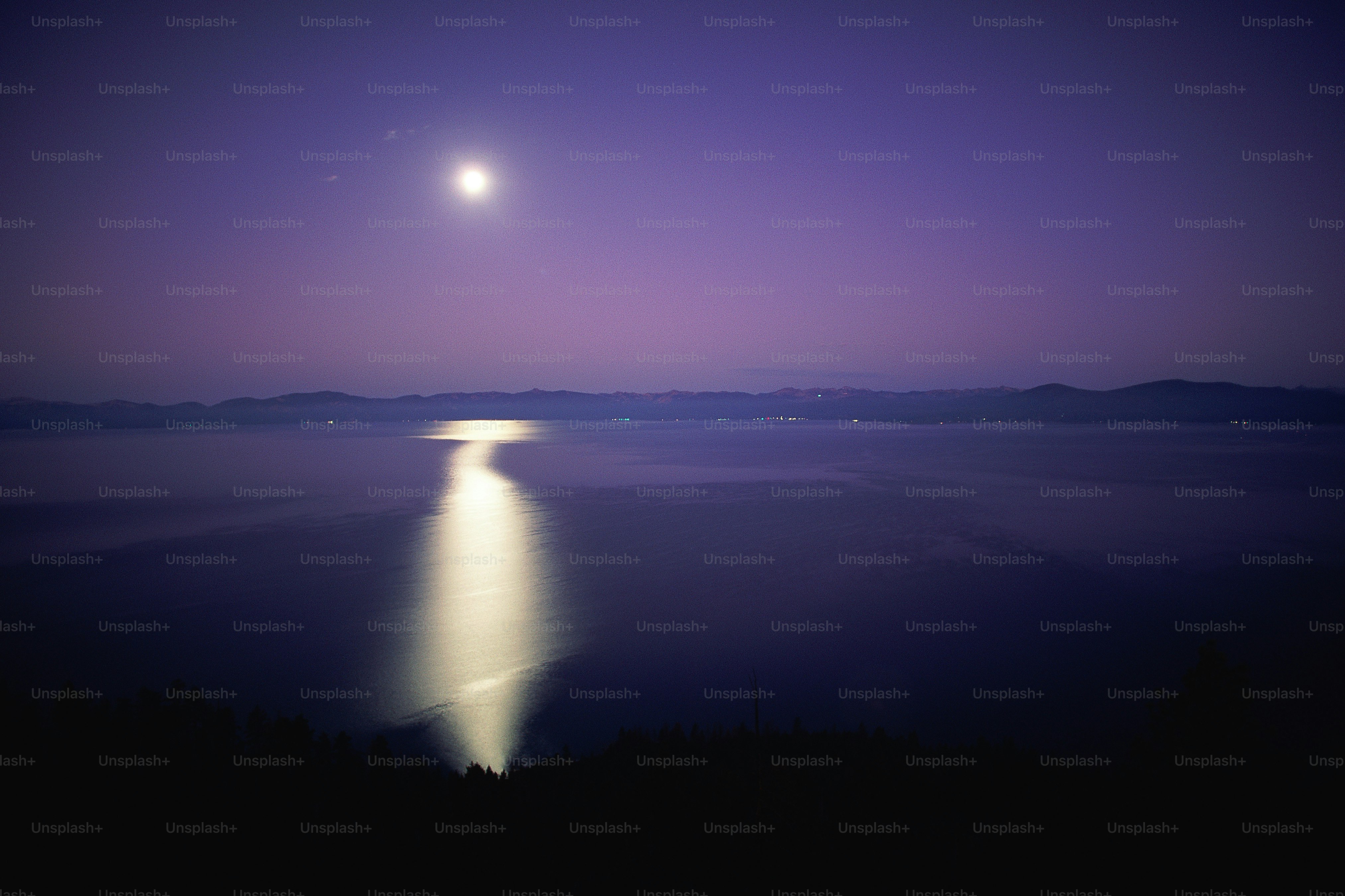30,000+ Moon Reflection On Water Pictures | Download Free Images on ...