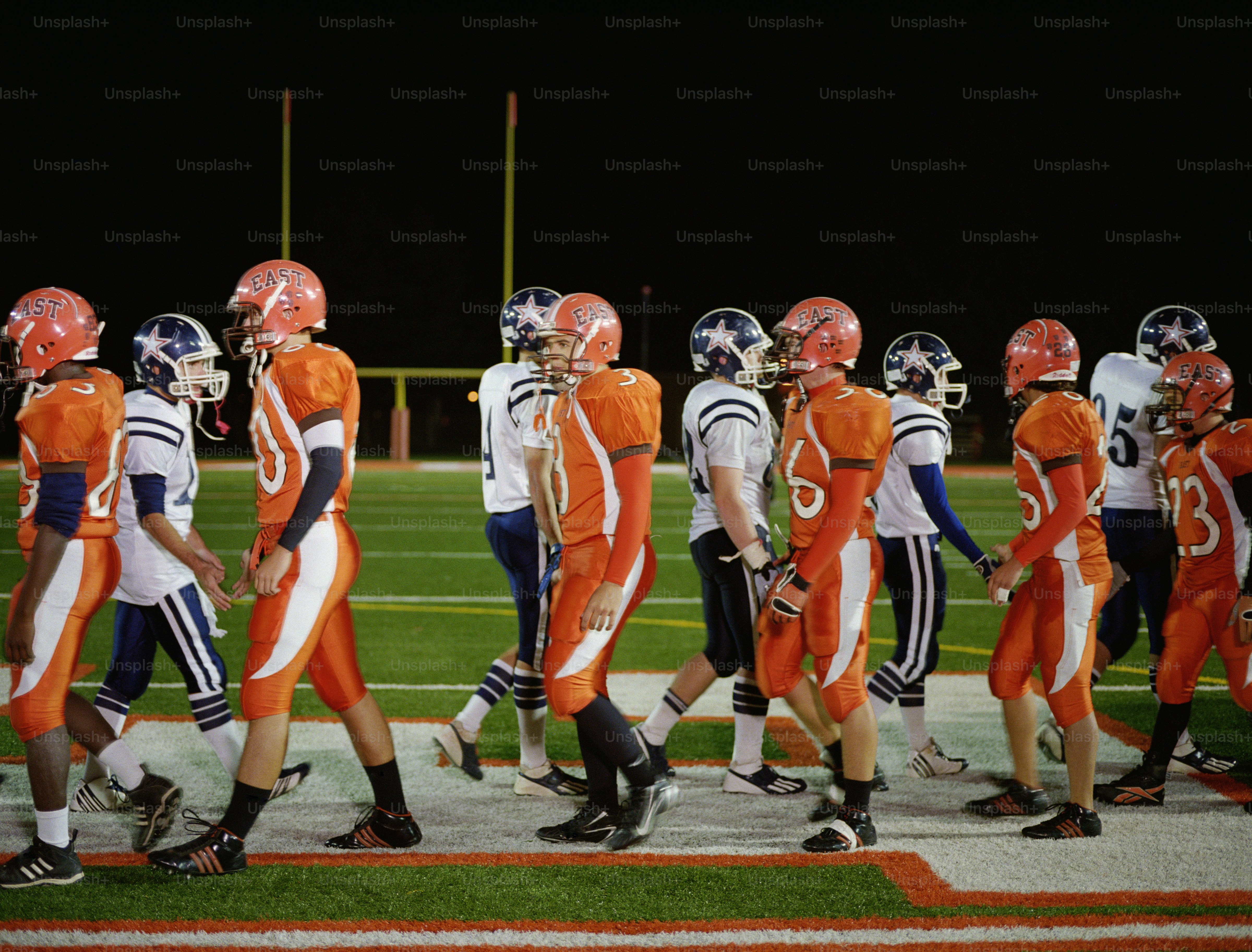 Un groupe de joueurs de football debout au sommet d’un terrain photo ...