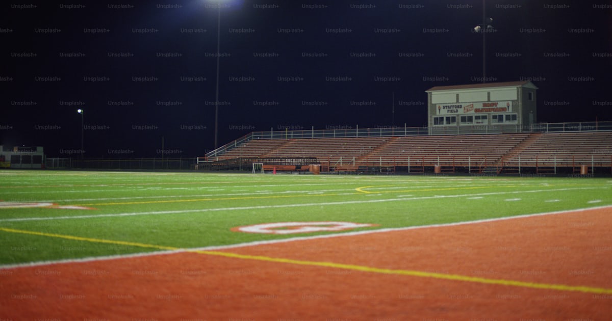 Foto Un Campo De Fútbol Vacío Por La Noche Con Las Luces Encendidas