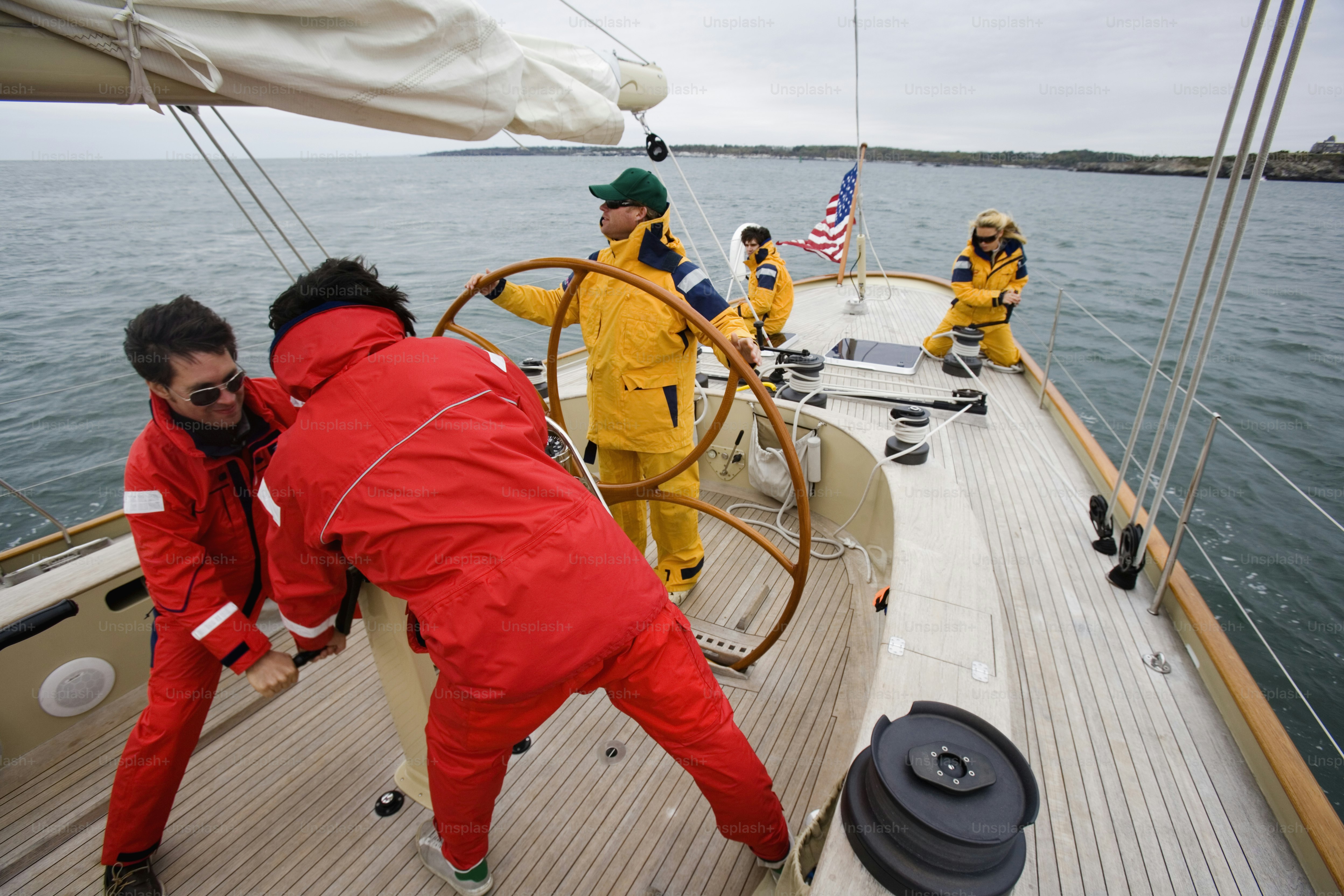 Foto zum Thema Eine Gruppe von Menschen auf einem Boot im Wasser – Bild ...