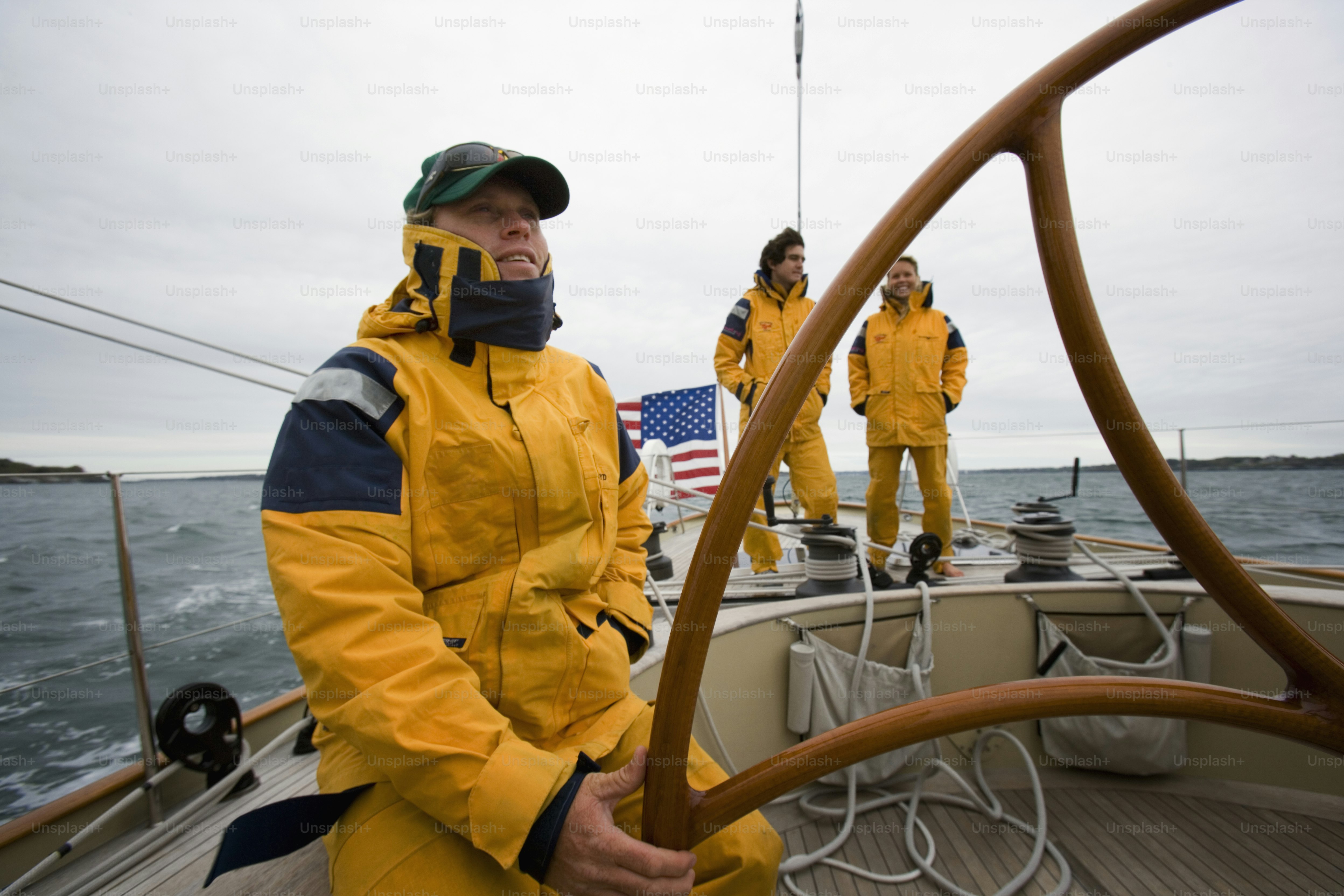 Foto zum Thema Eine Gruppe von Menschen auf einem Boot im Wasser – Bild ...
