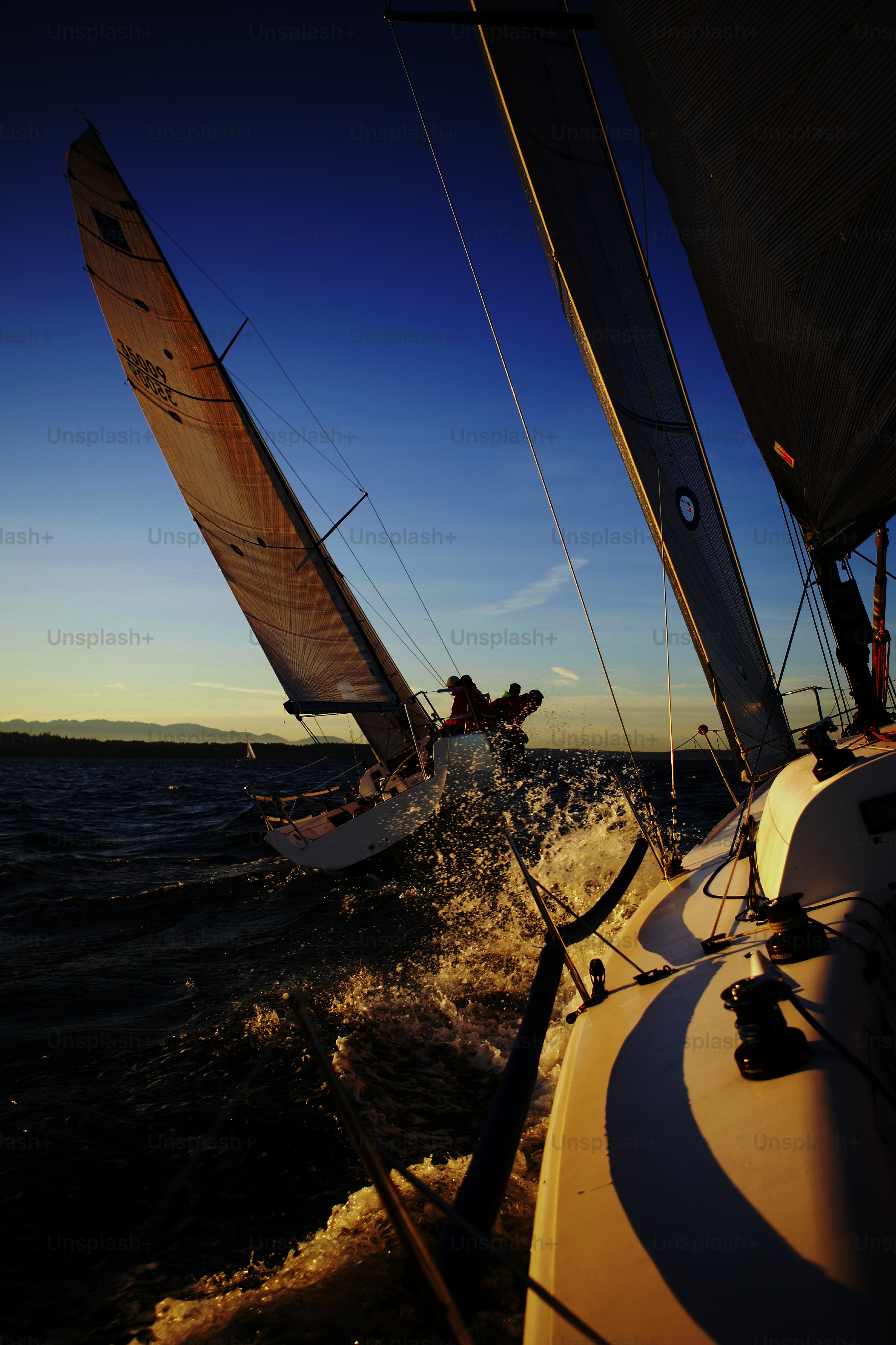 Foto zum Thema Ein paar Leute auf einem Segelboot im Wasser – Bild zu ...