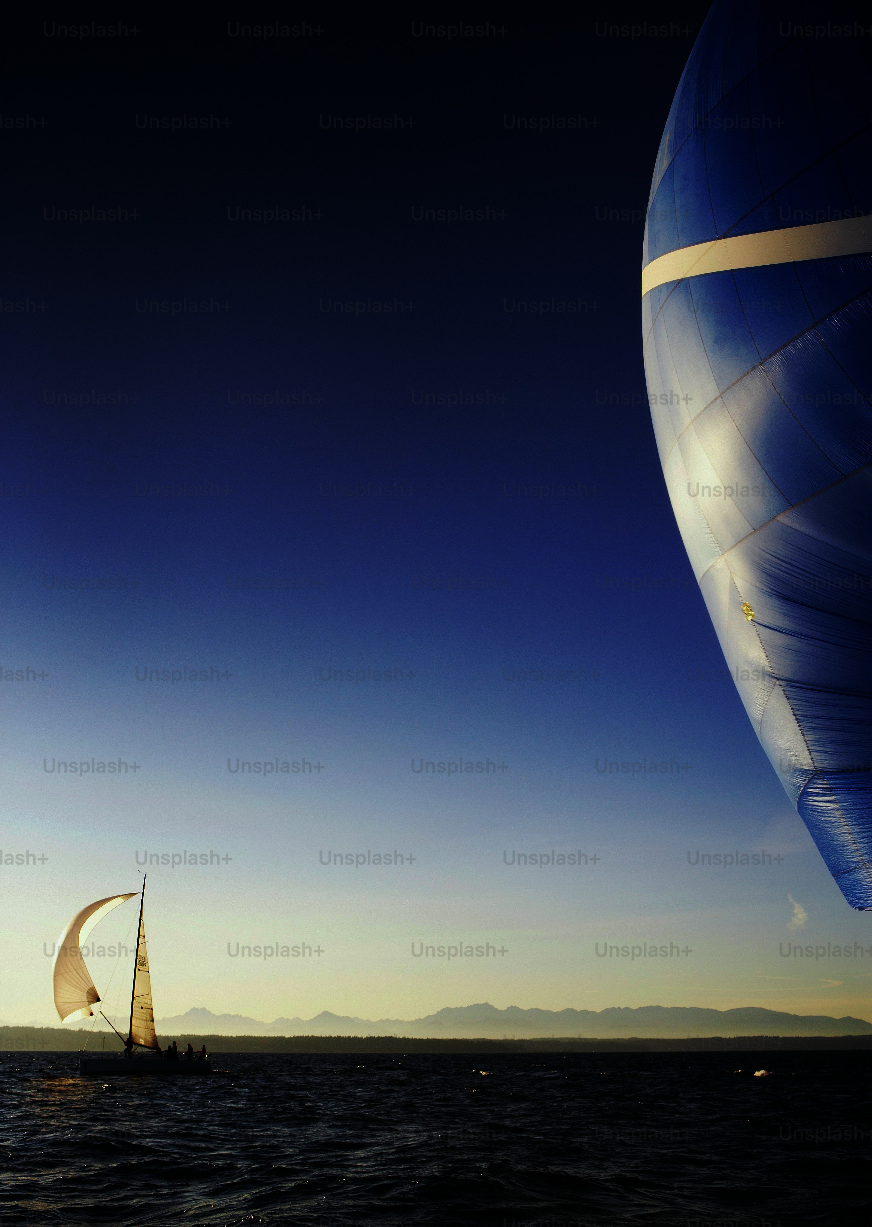 Foto zum Thema Ein Segelboot segelt im offenen Wasser – Bild zu ...