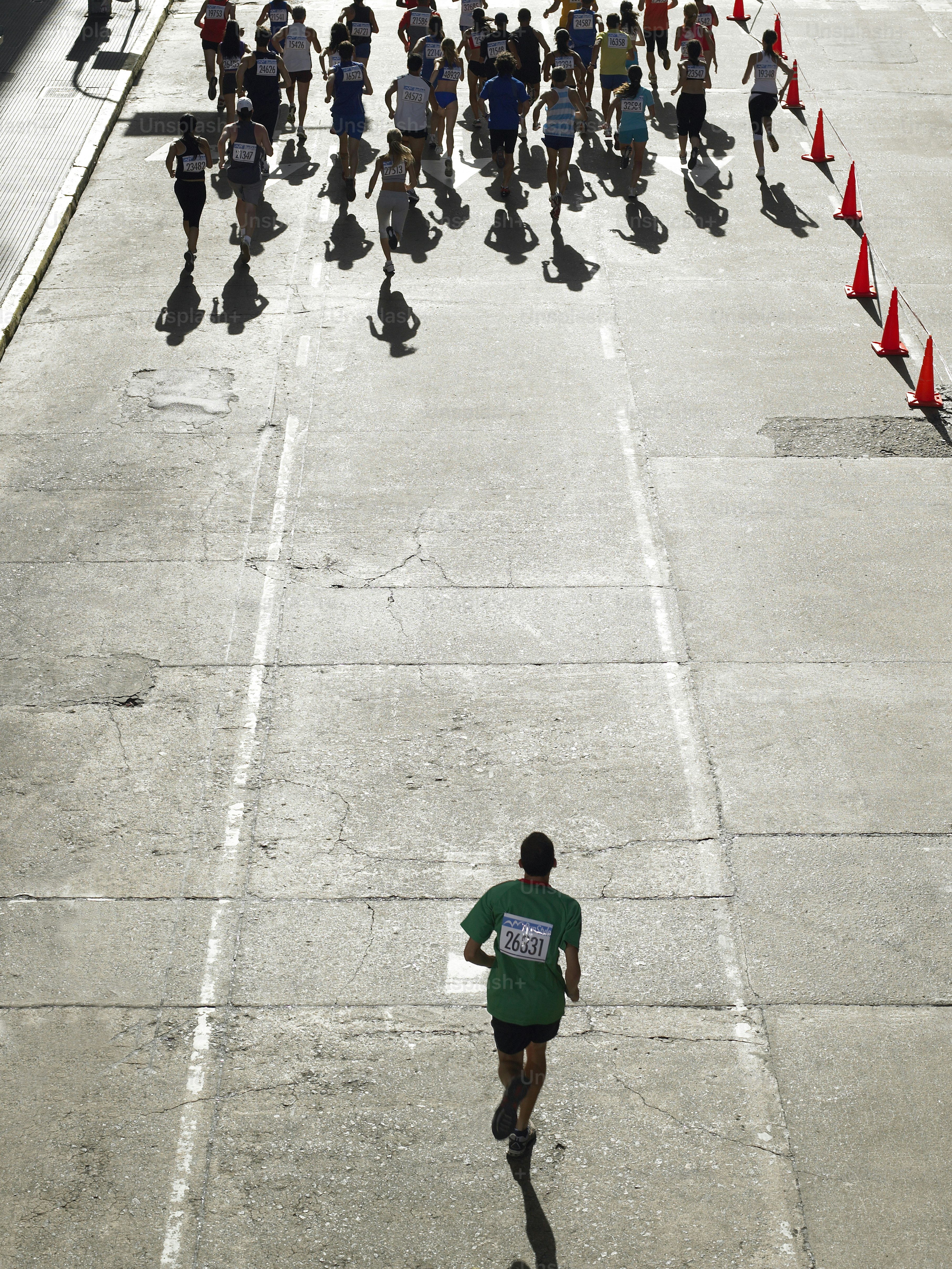 A group of people running in a marathon photo – Sport Image on Unsplash