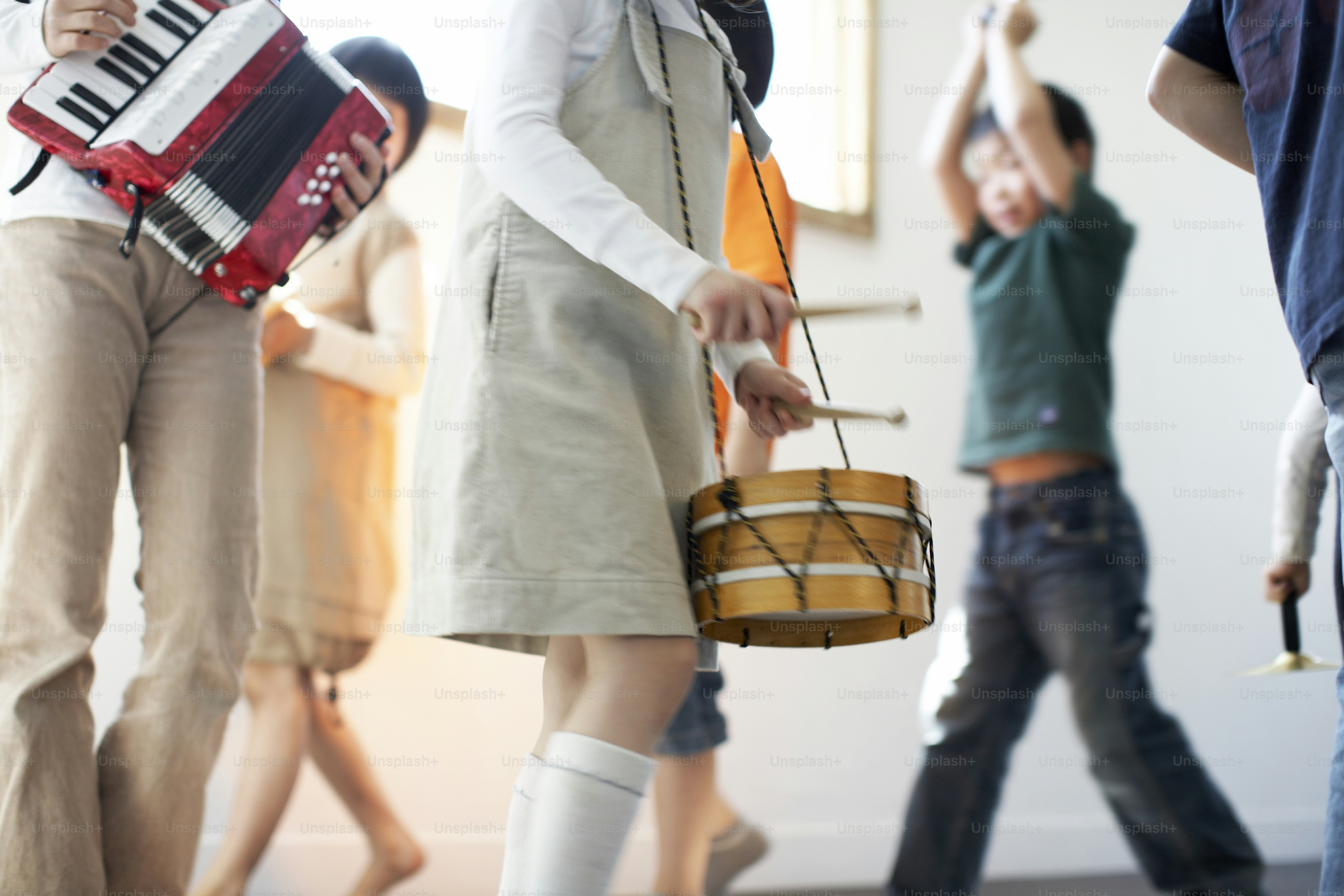 Foto Un grupo de personas tocando instrumentos musicales en una ...